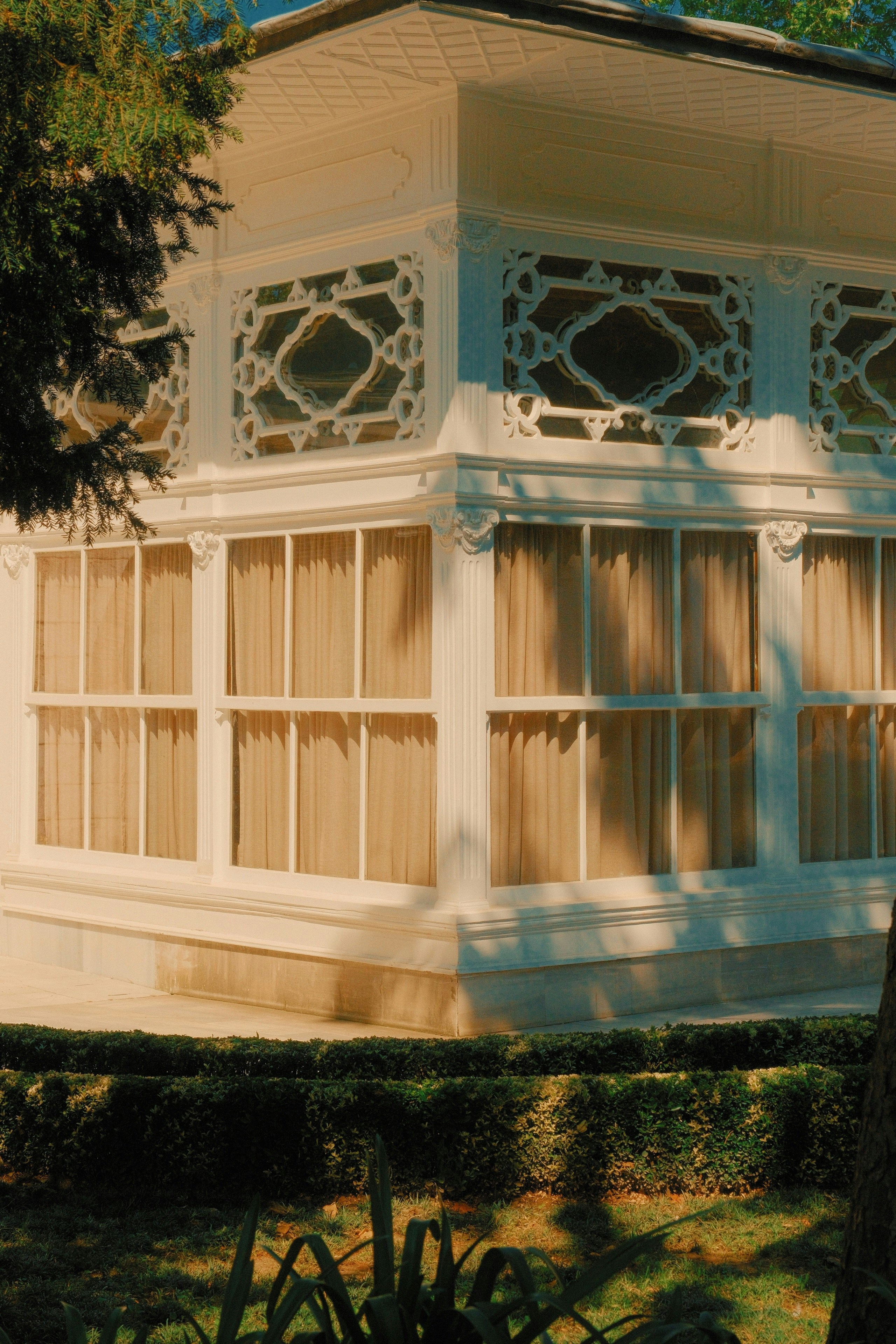 Sunlit Veranda Glasswork: A Classical Corner Embellishment
