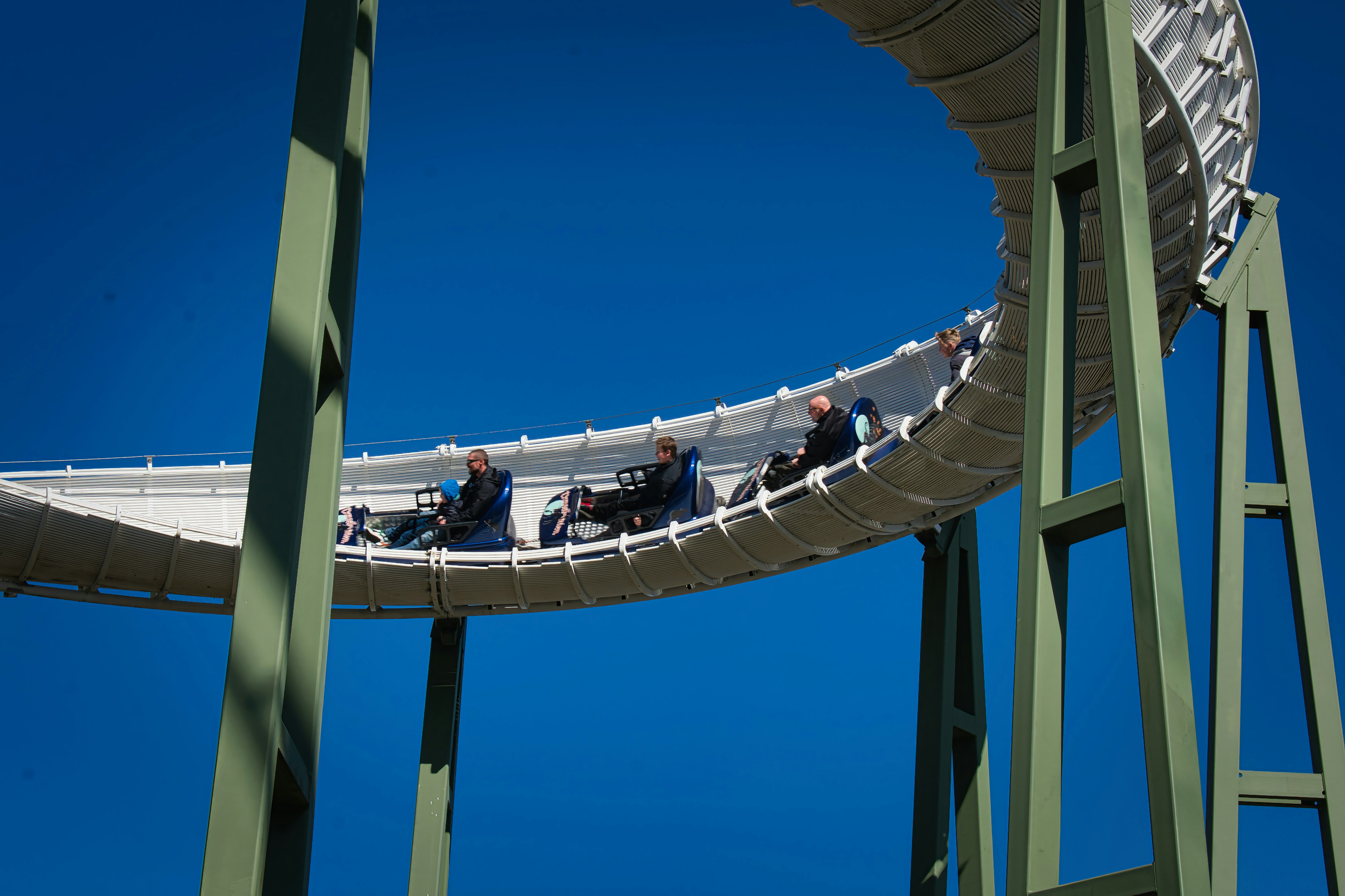 Bobbahn – Racing Through the Ice Channel 🛷 High-banked turns and rapid direction changes create the feeling of a real bobsled run. With no traditional track above the train, every corner feels fast, free, and unpredictable. 🎢 Ride Facts: Type: Bobsled Coaster – Mack Rides Opened: 1994 Height: 27 m Length: 990 m Top Speed: 53 km/h Inversions: 0 Duration: approx. 1:40 Trains: 7 cars per train, 2 riders per row, 14 riders per train Theme Area: Transsilvanien