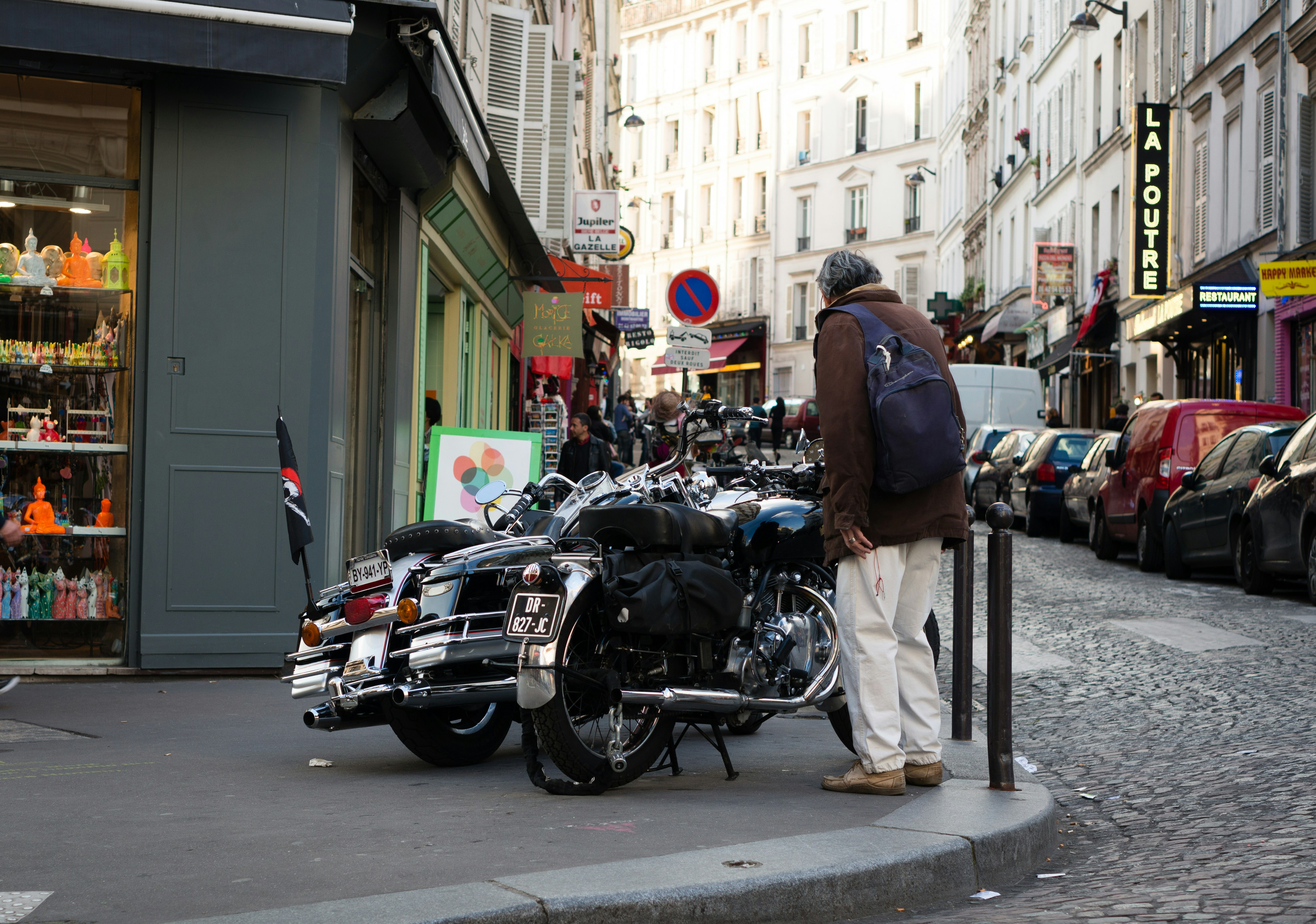 Street Encounter: A Quiet Pause Among Chrome and Cobblestones