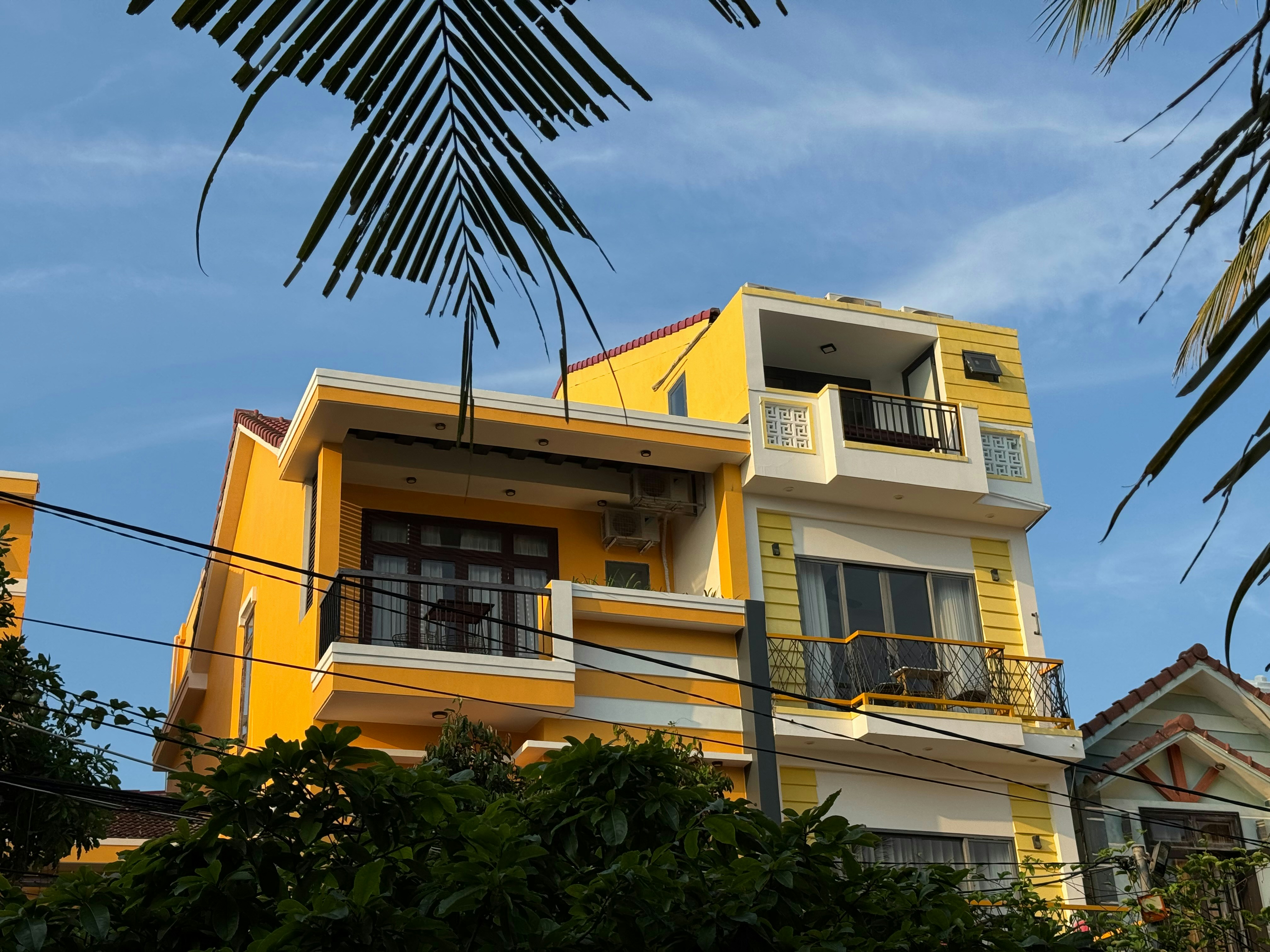 Sunny Yellow Terrace: A Bold Urban Residence