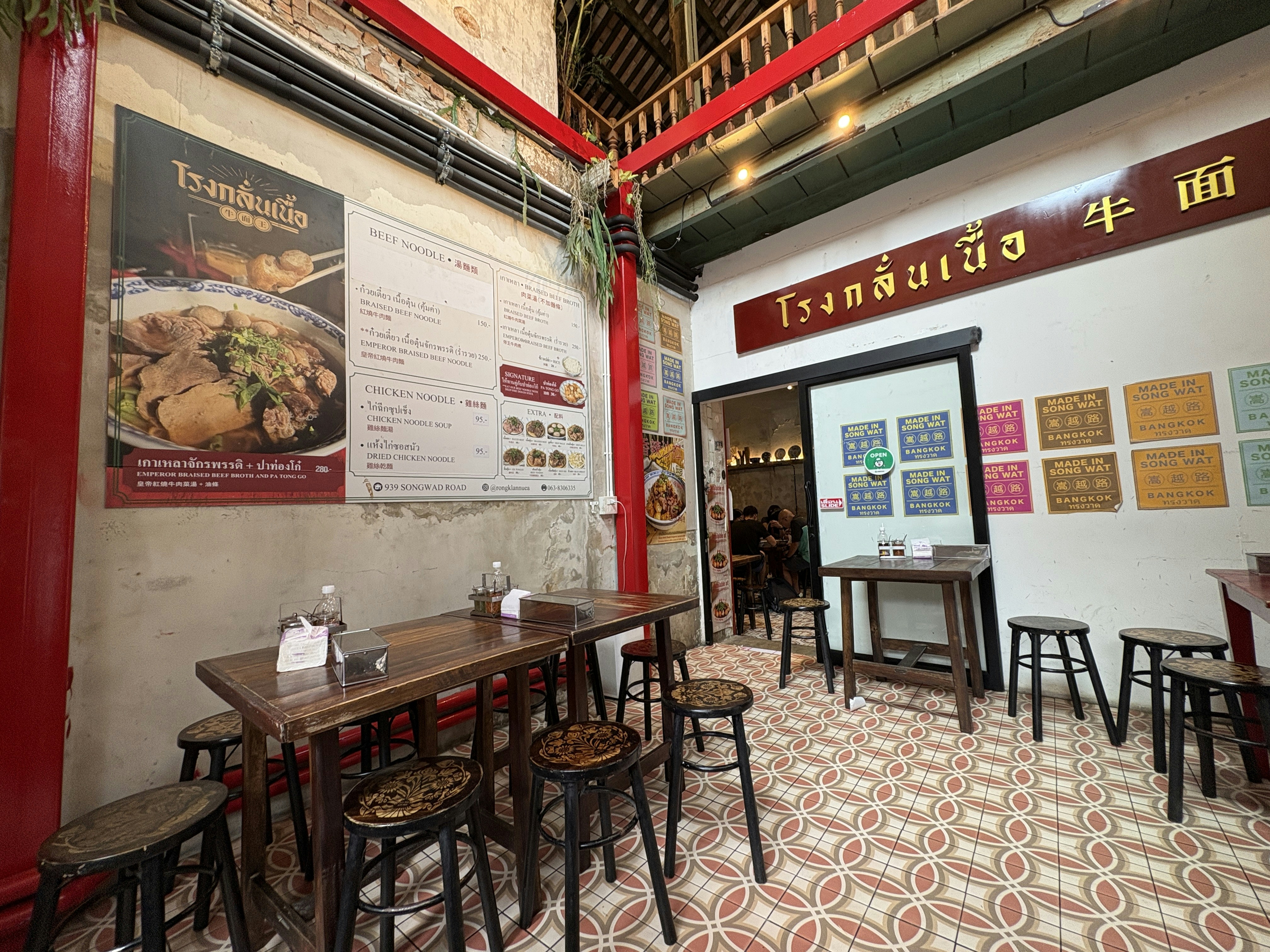 Red Lanterns, Quiet Dine: A Corner of a Humble Thai-Chinese Eatery