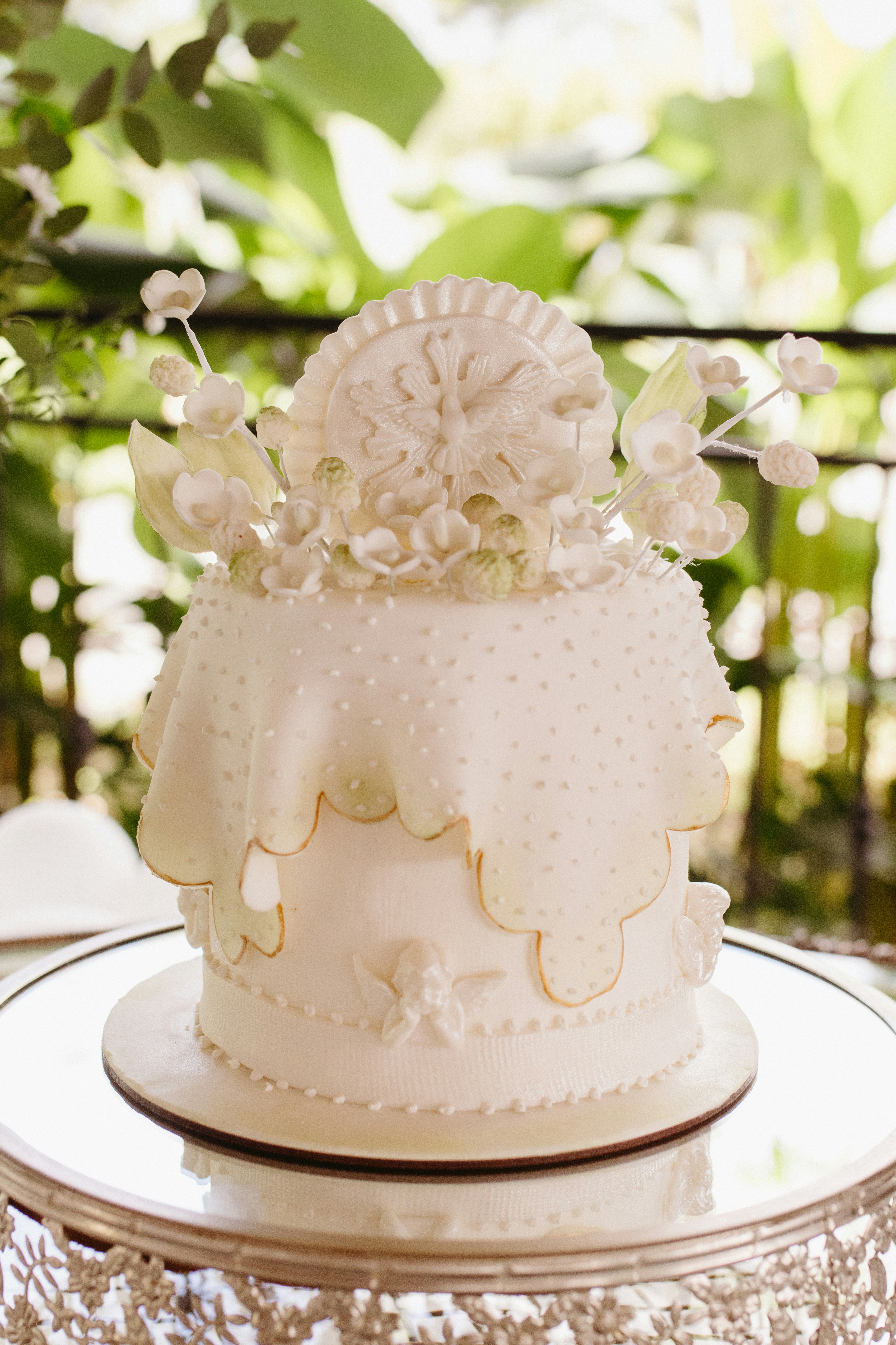 Ivory Icing: The Wedding Cake crowned with delicate sugar florals