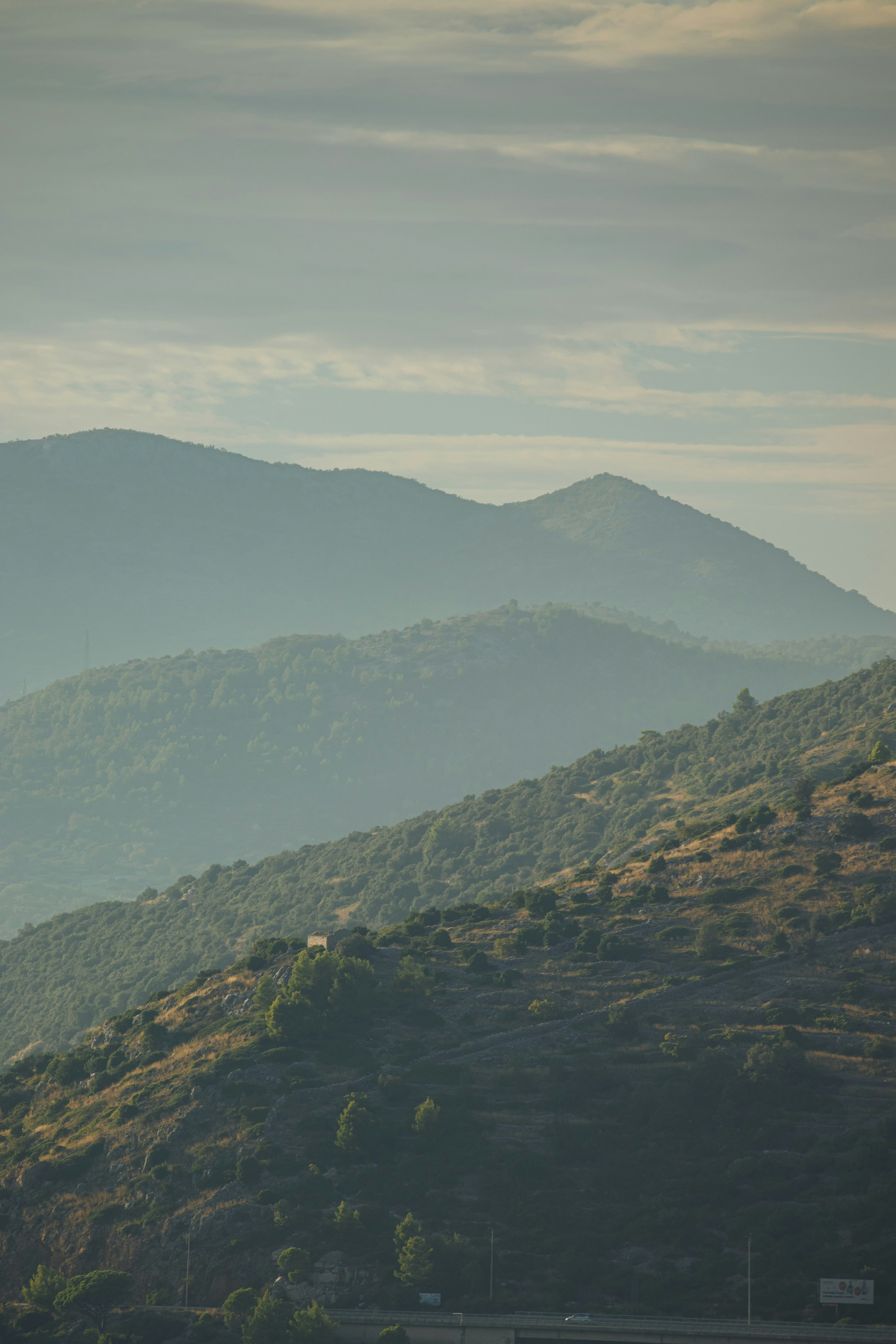 Mist-Waded Peaks: A Quiet Dawn Over Rolling Hills