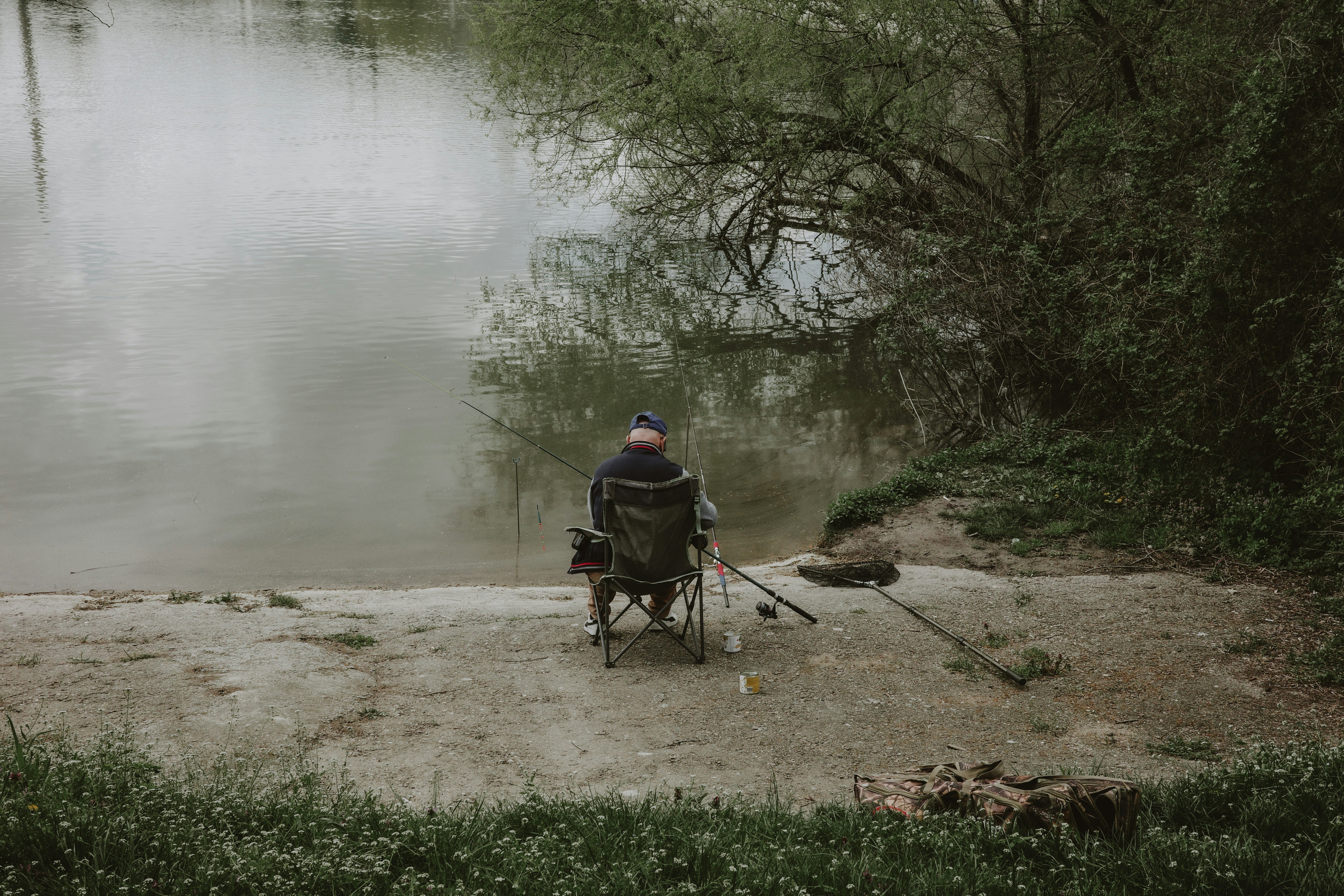 Midstream Quiet: A Fishing Moment by the Riverbank