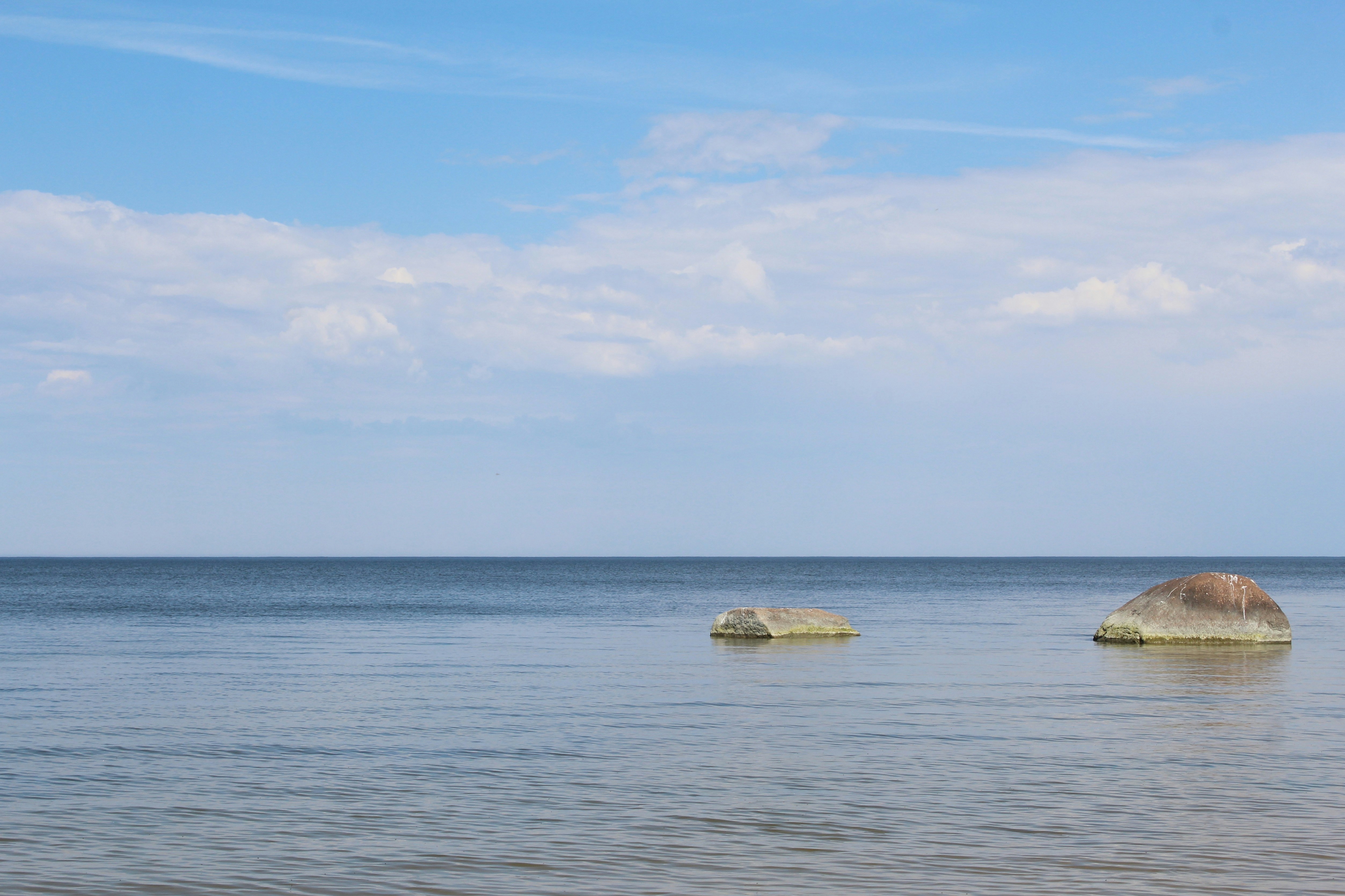 Isolated Boulders at the Quiet Horizon