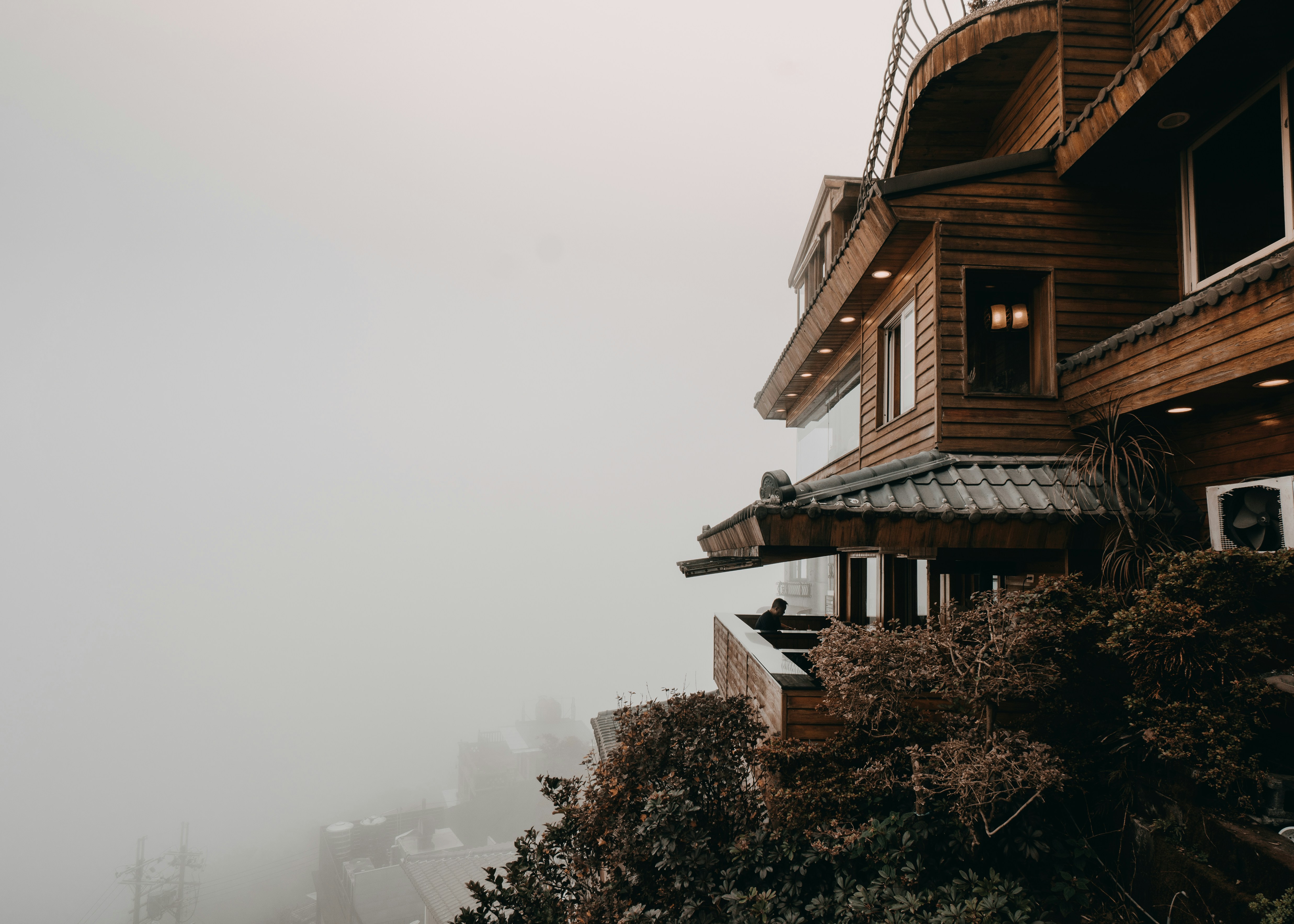 Edge of the Overlook: A Wooden Villa Clings to Mist