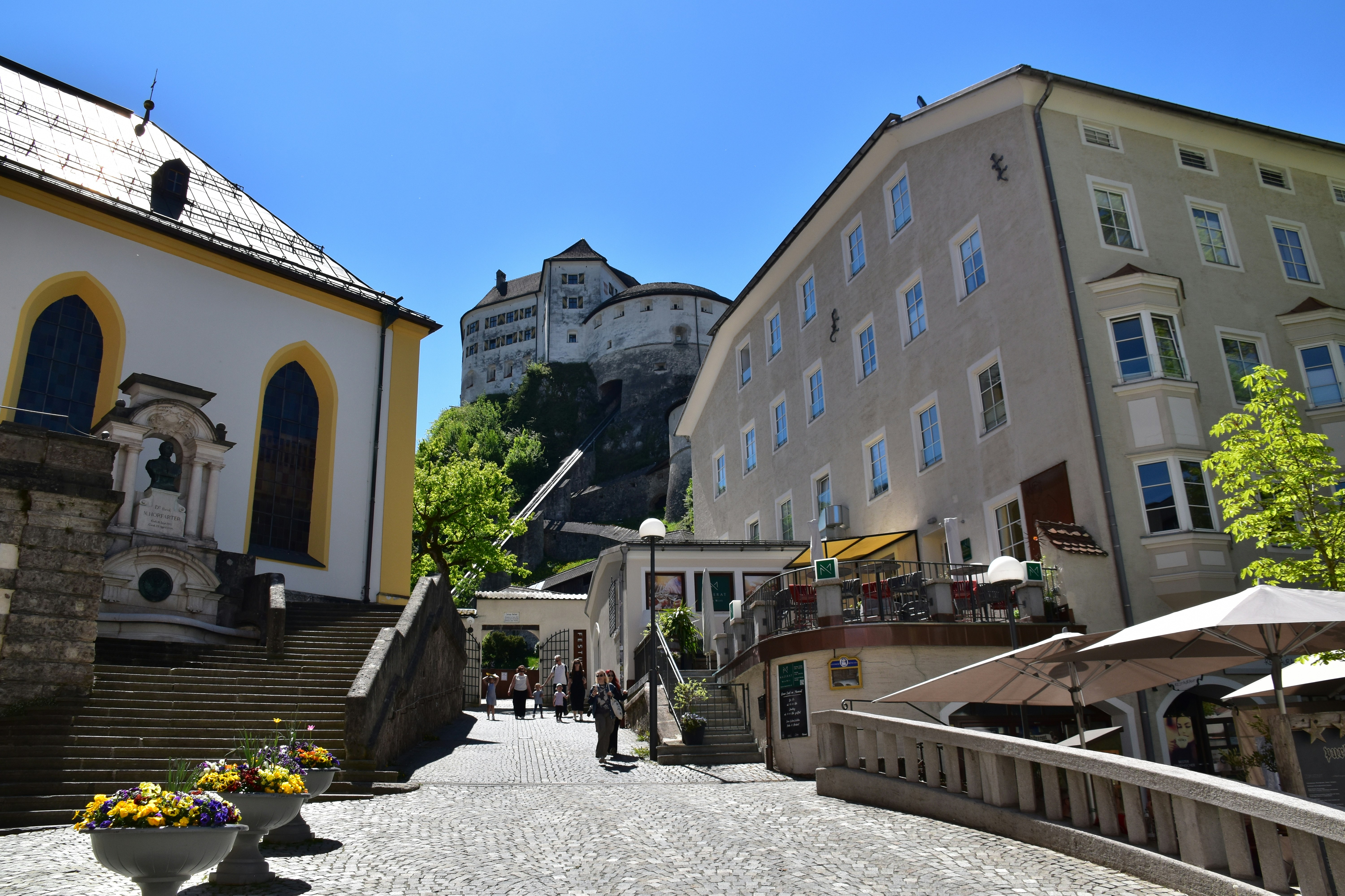 Sunlit cobblestones and hillside castle: a pedestrian’s ascent through historic Innsbruck streets