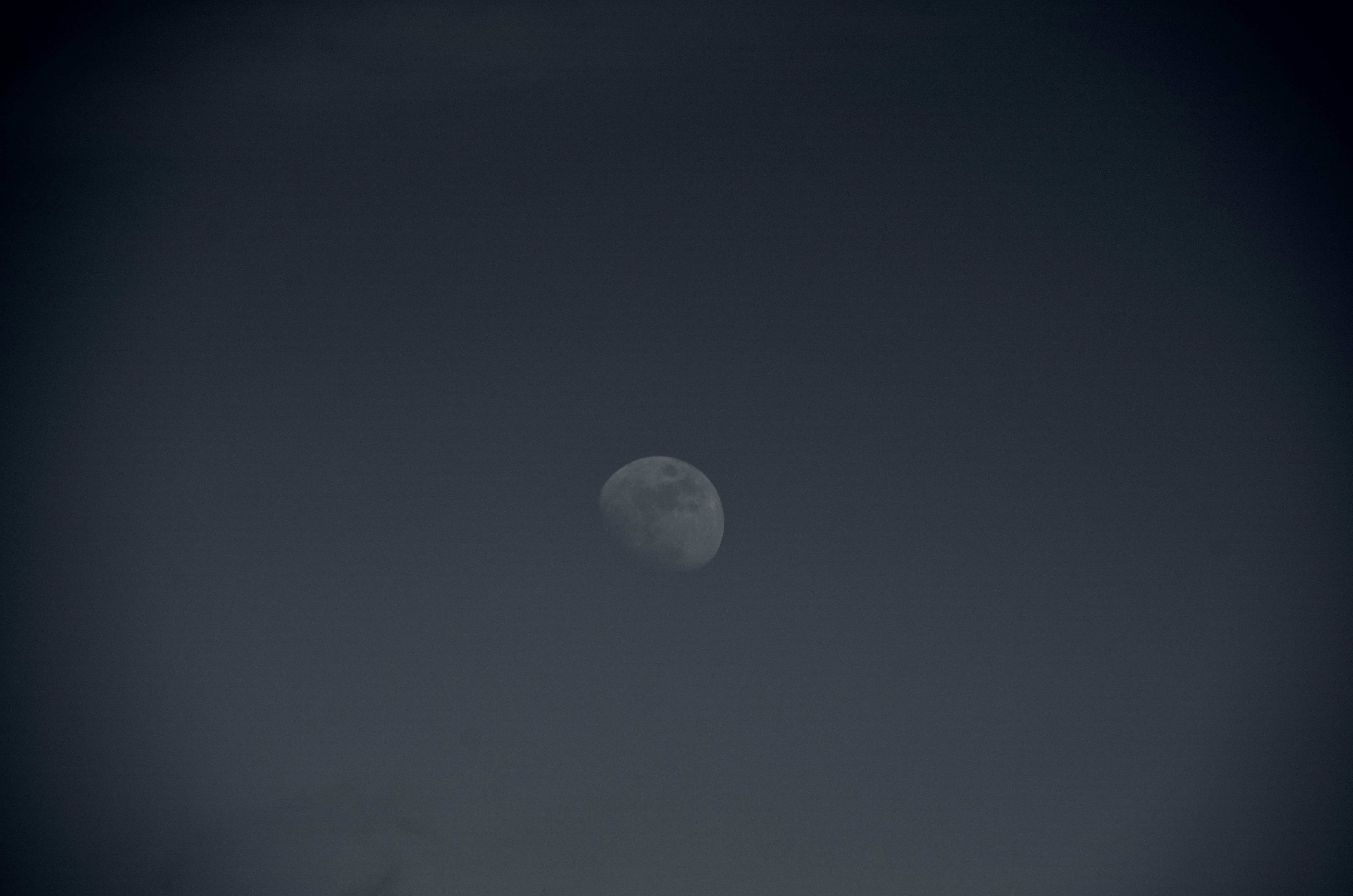 Moon in a Quiet Void: Subtle Night Sky through Soft Vignetting