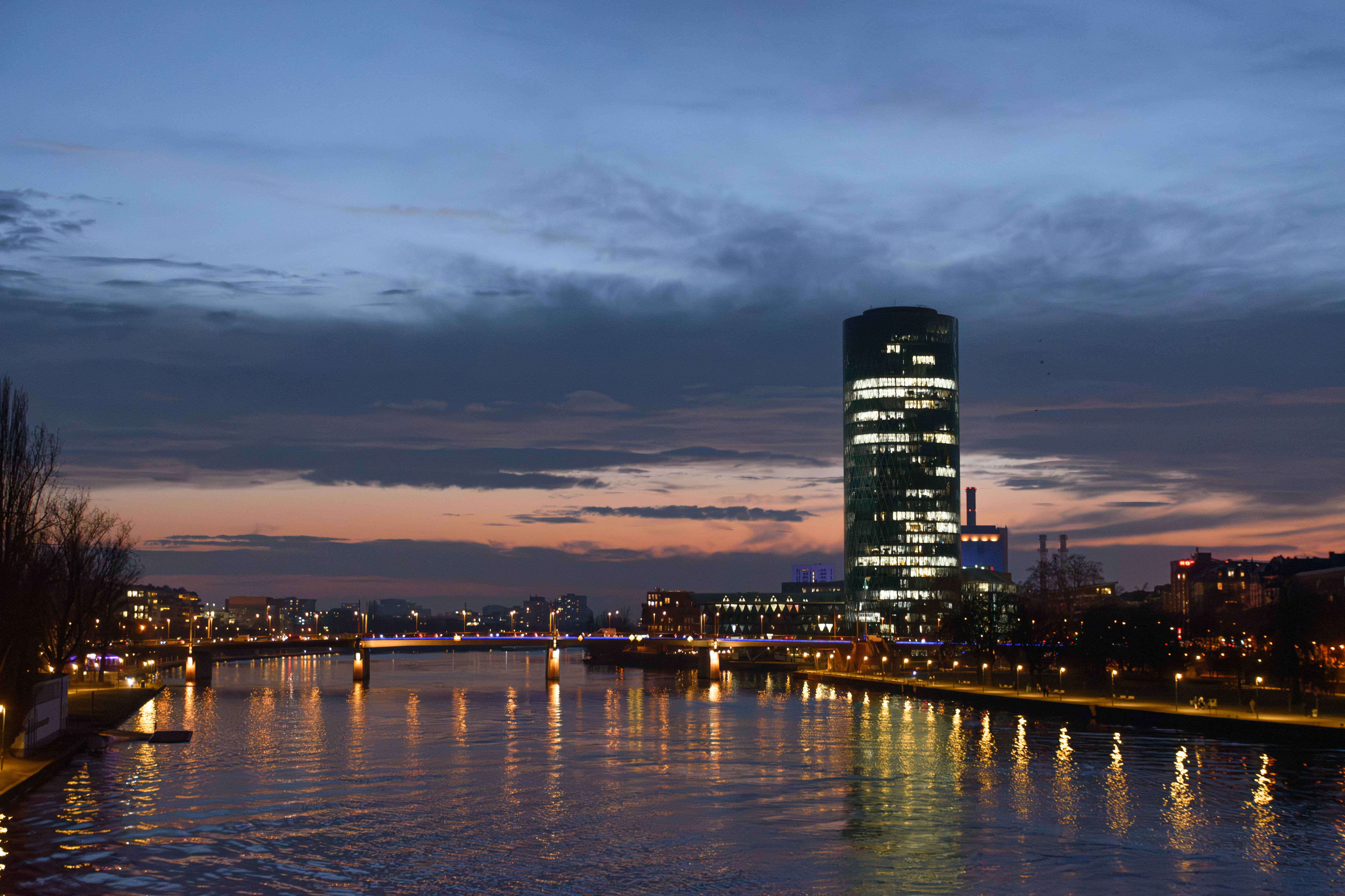 River Glow: A City at Sunset Framed by the Evening Lanterns