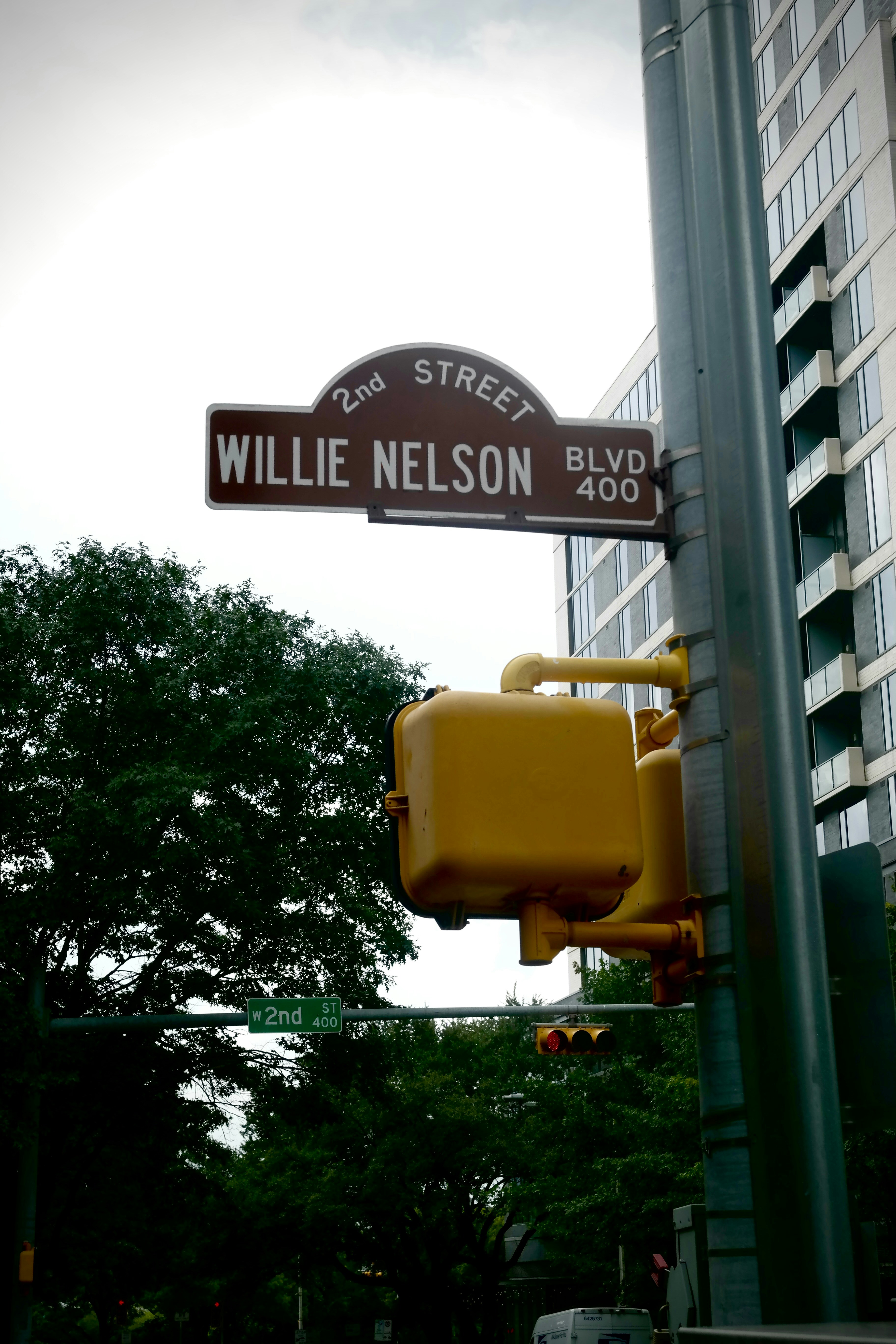 Willie Nelson Way: Urban Signage Under a Modern Sky