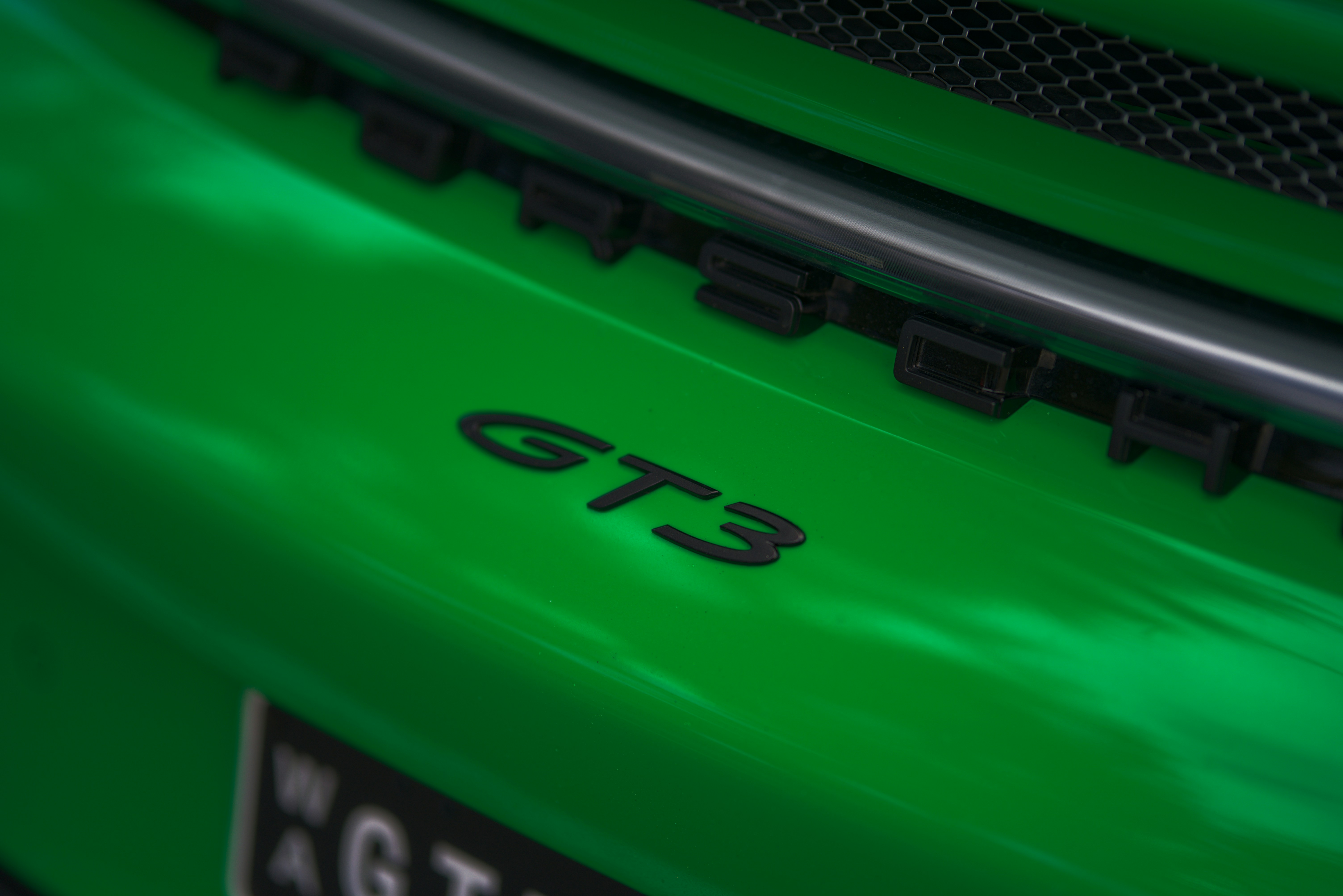 GT3 Green Pulse: Close-Up of the Car Badge and Grille