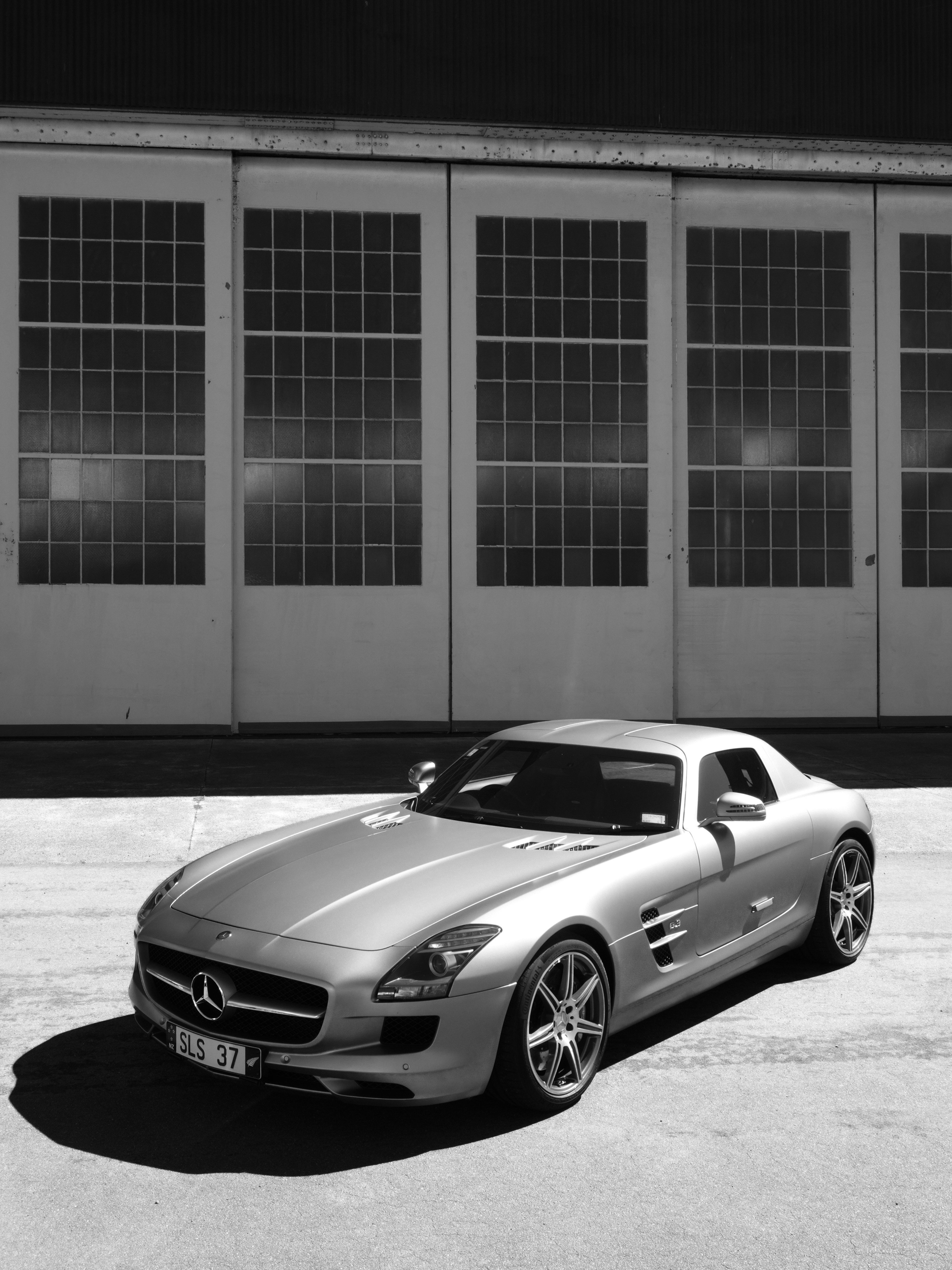 Born to Shimmer: A Mercedes-Benz Roadster Anchored by Industrial Lines