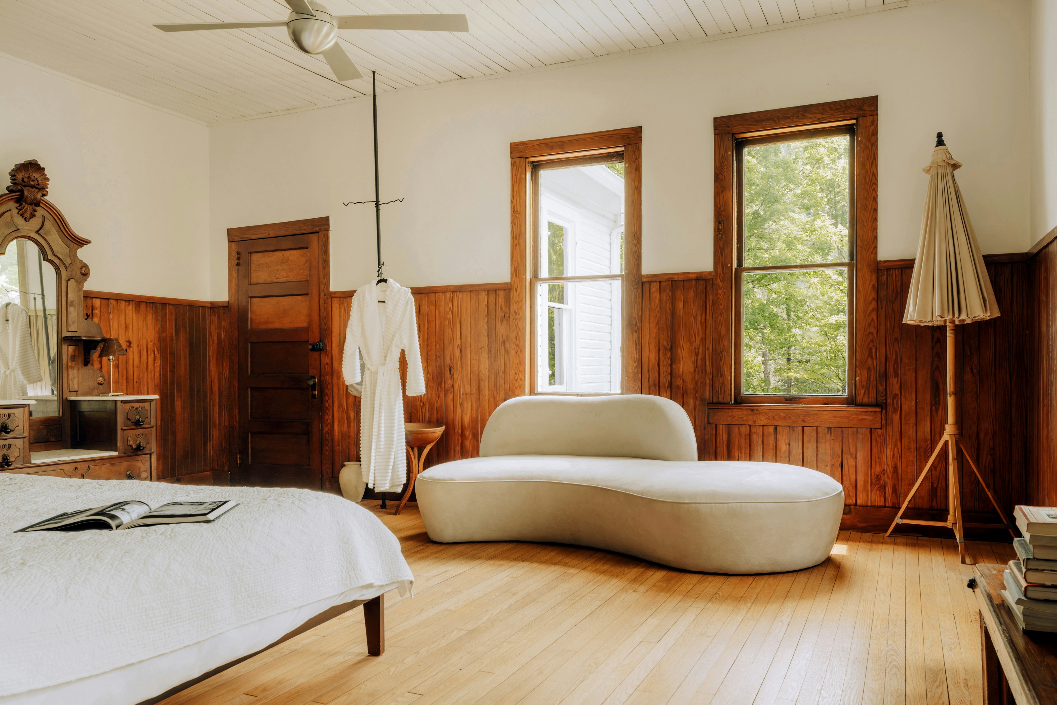 Midcentury Calm: A Sunlit Bedroom with Sculptural Seating
