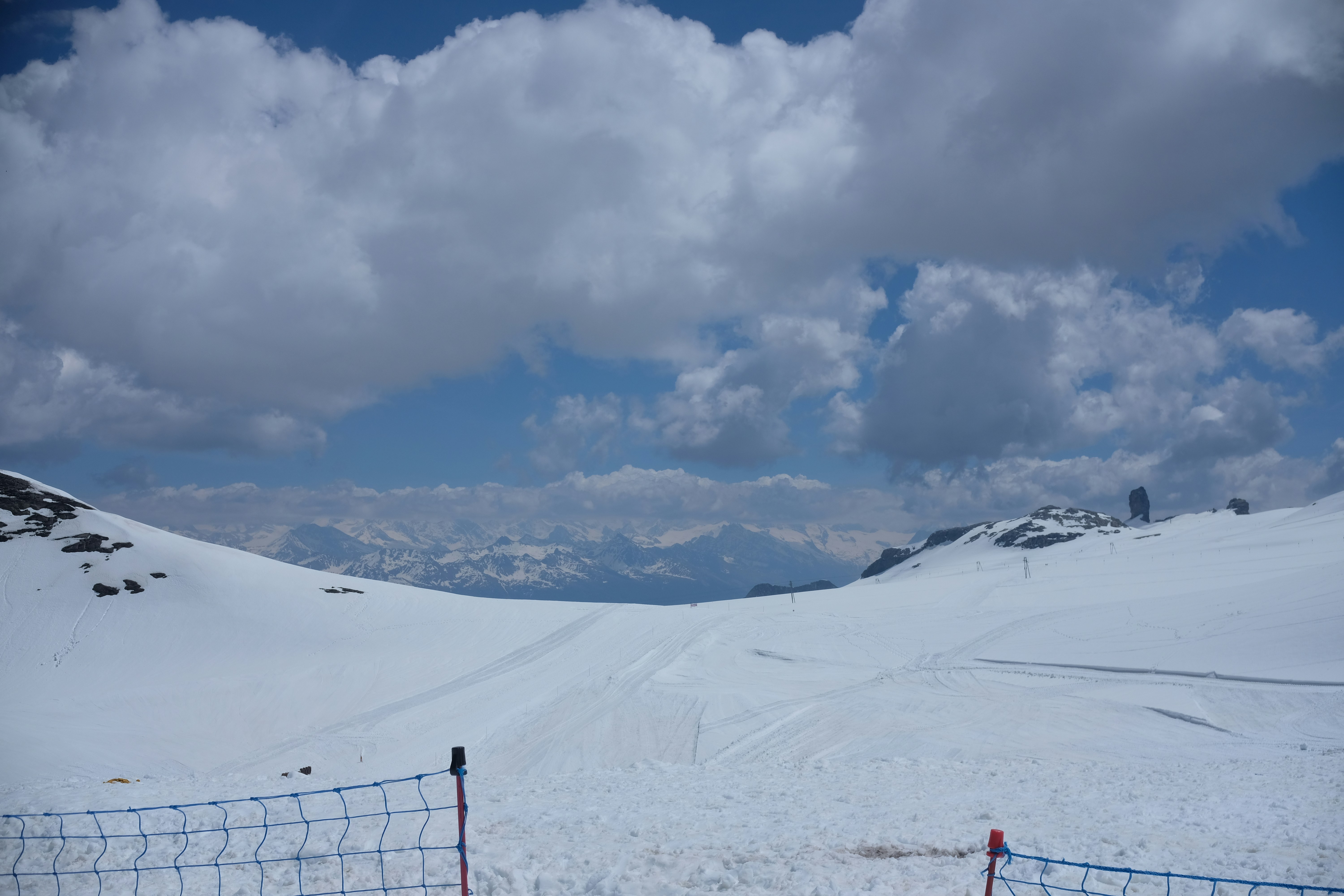 Snowbound Horizon: A Quiet Slalom Track Under lofty Clouds