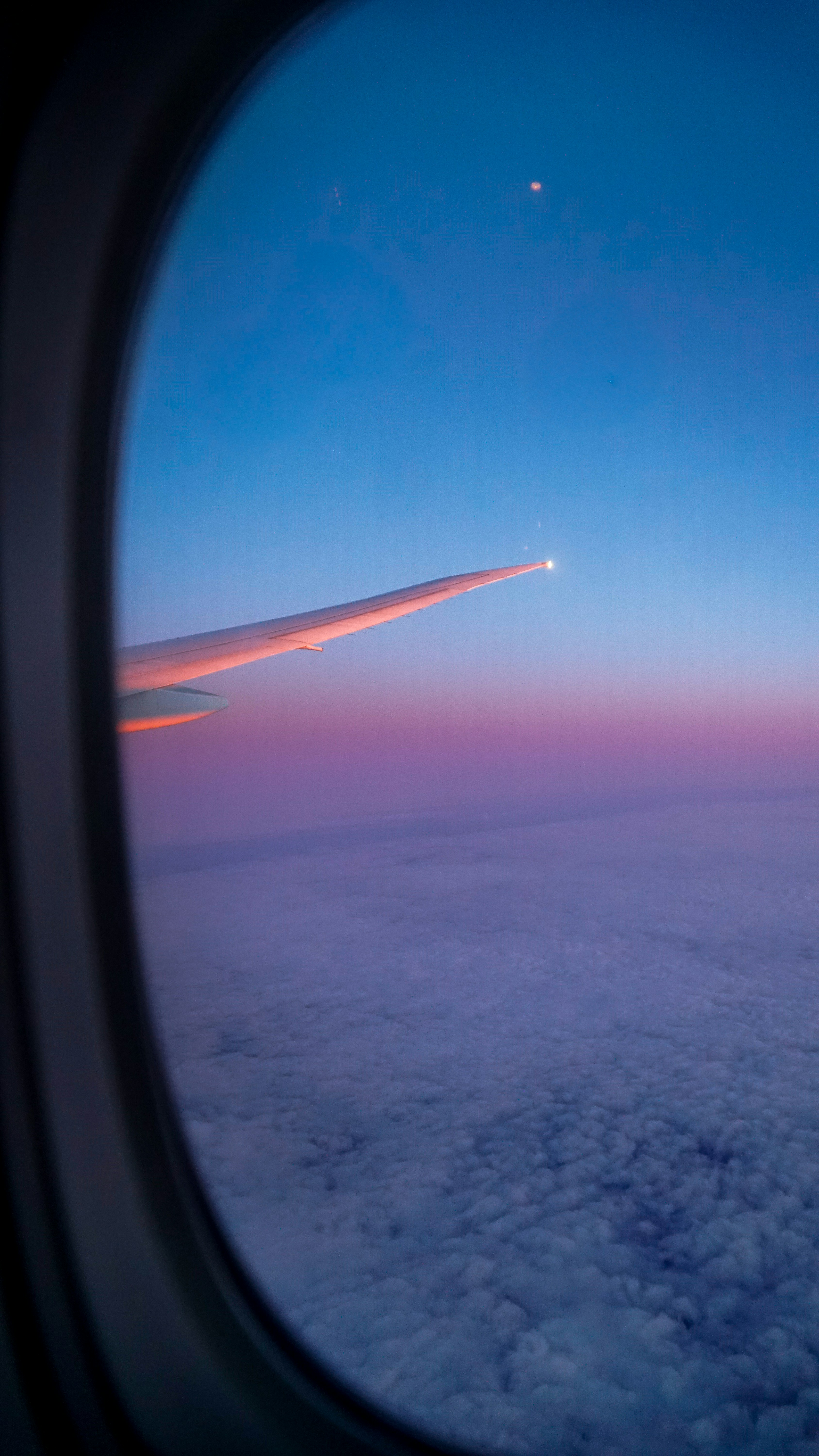 Sunset Wingtip: A Glowing Horizon from Window Seat