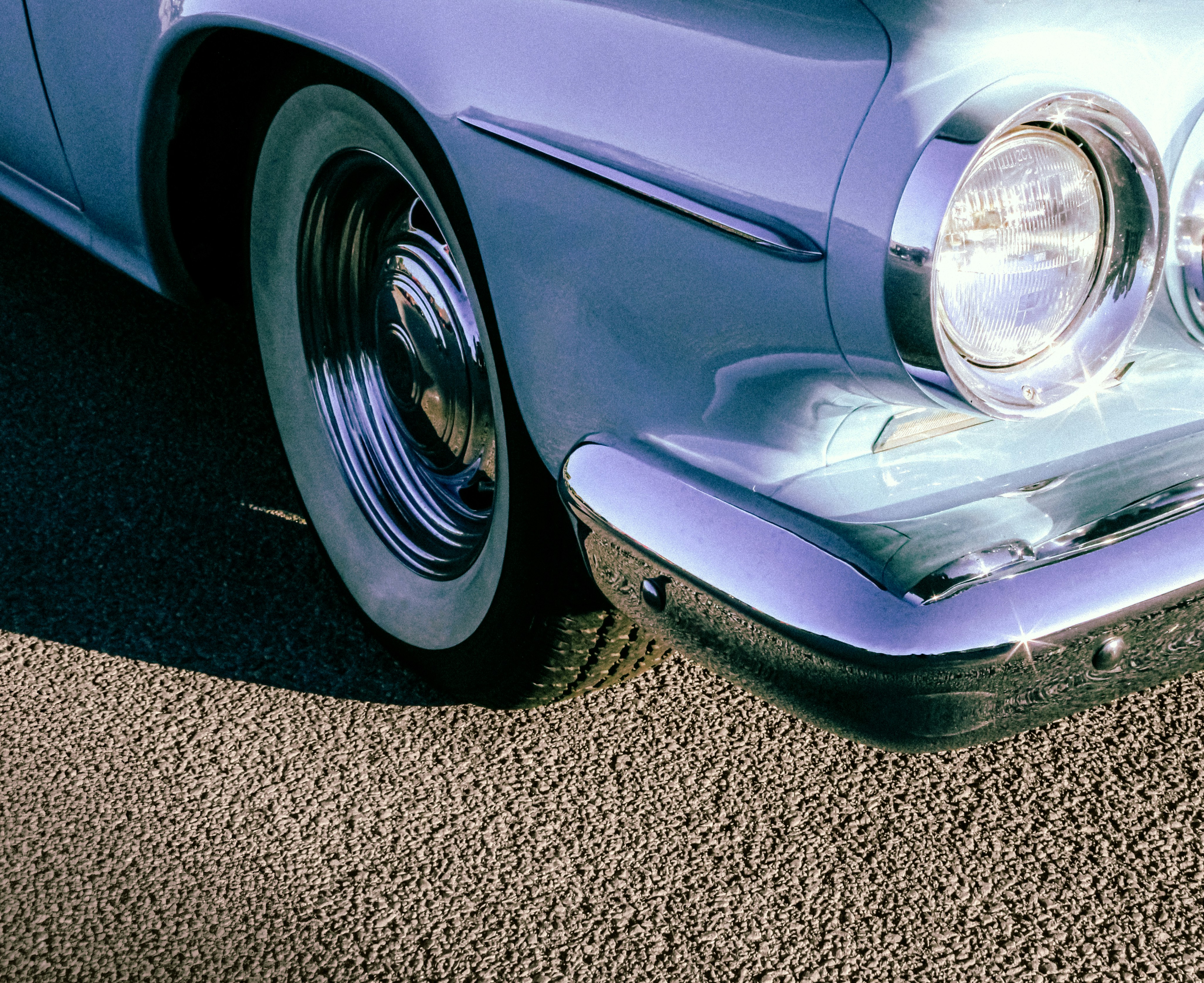 Chrome and Tailfin Echo: A Classic Car’s Quiet Moment at the Edge of the Road
