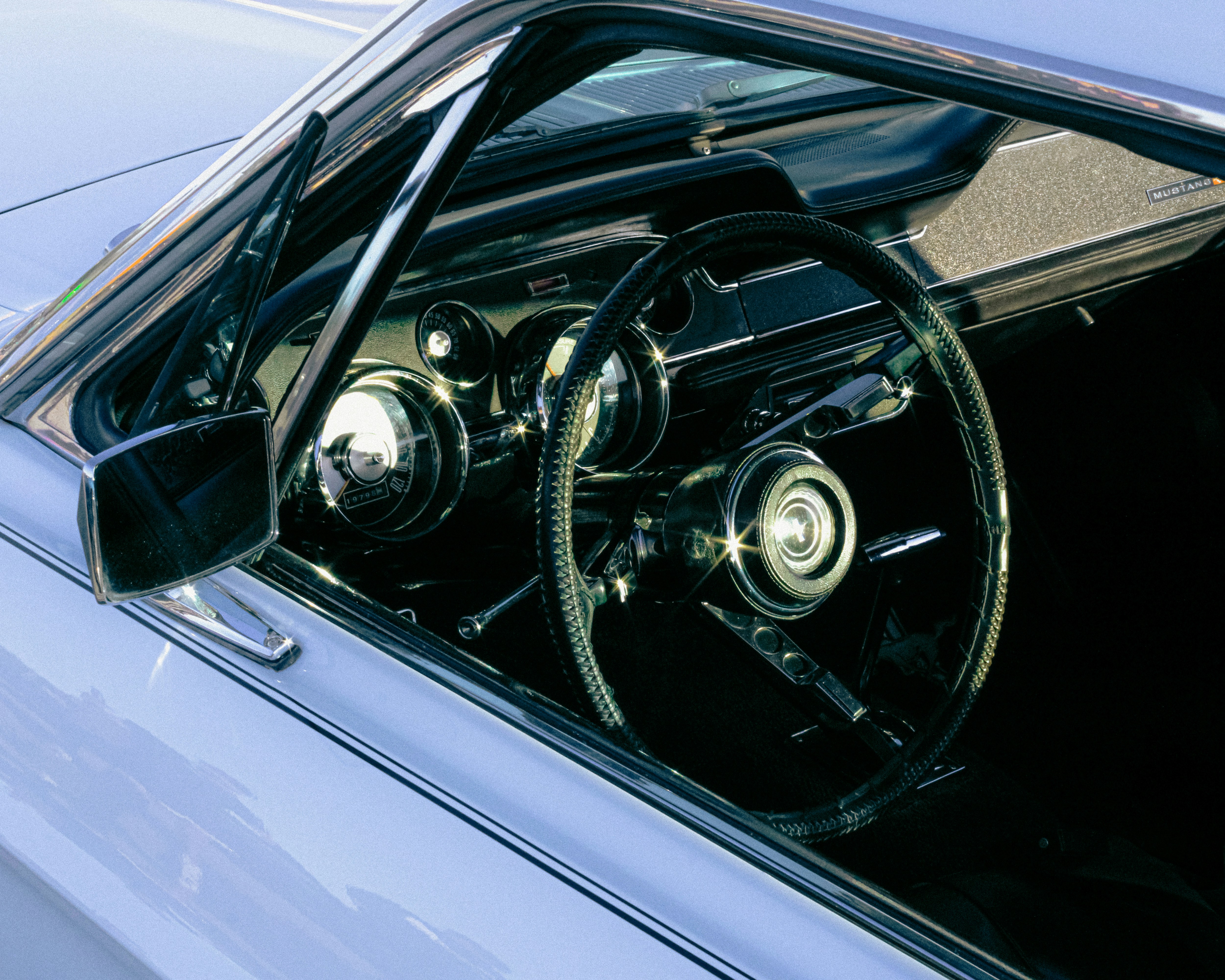 Blue Classic Dashboard: Retro Car Interior in Focus
