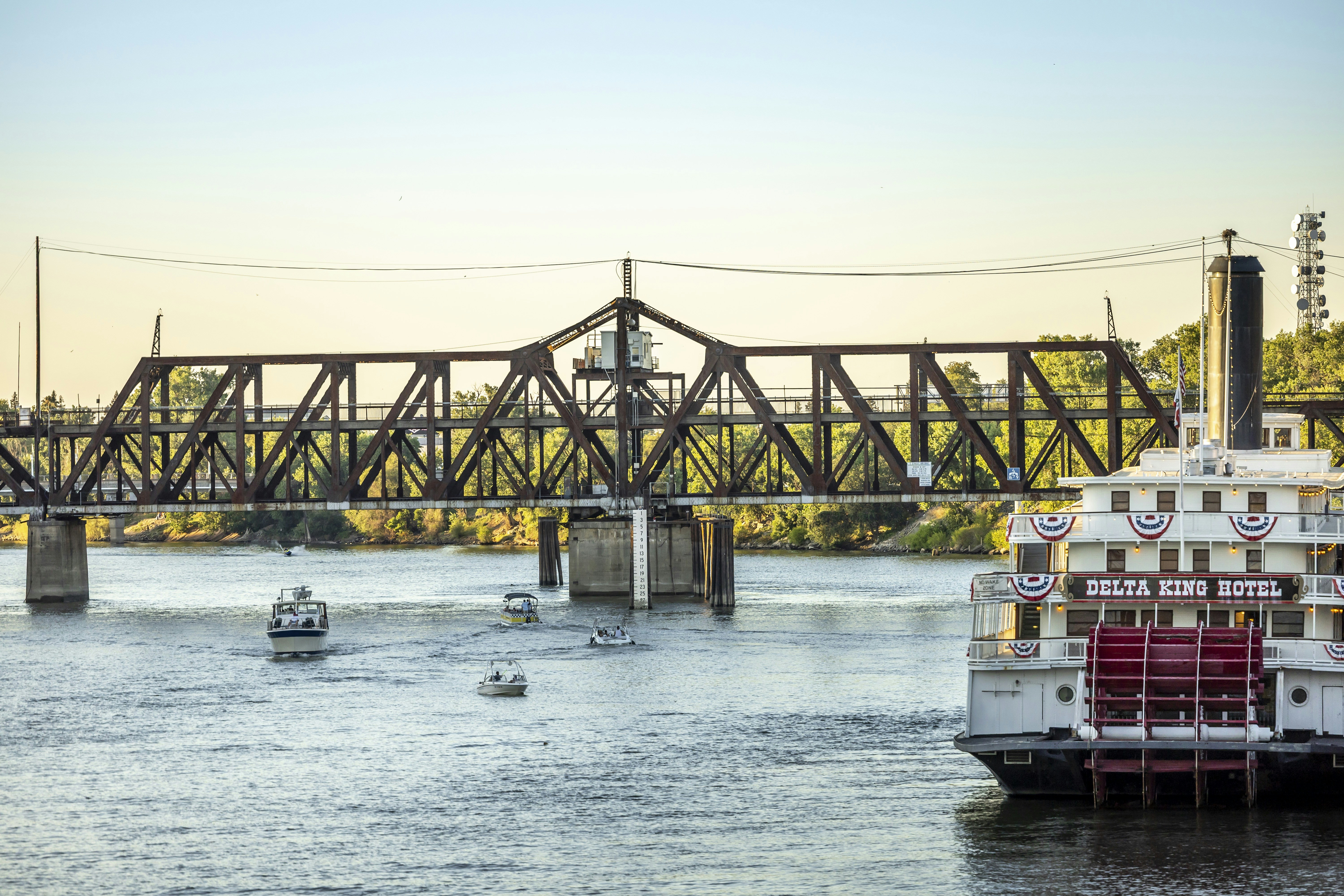 Industrial Rails Across the River: A Quiet Passage by the Tugboat Parade