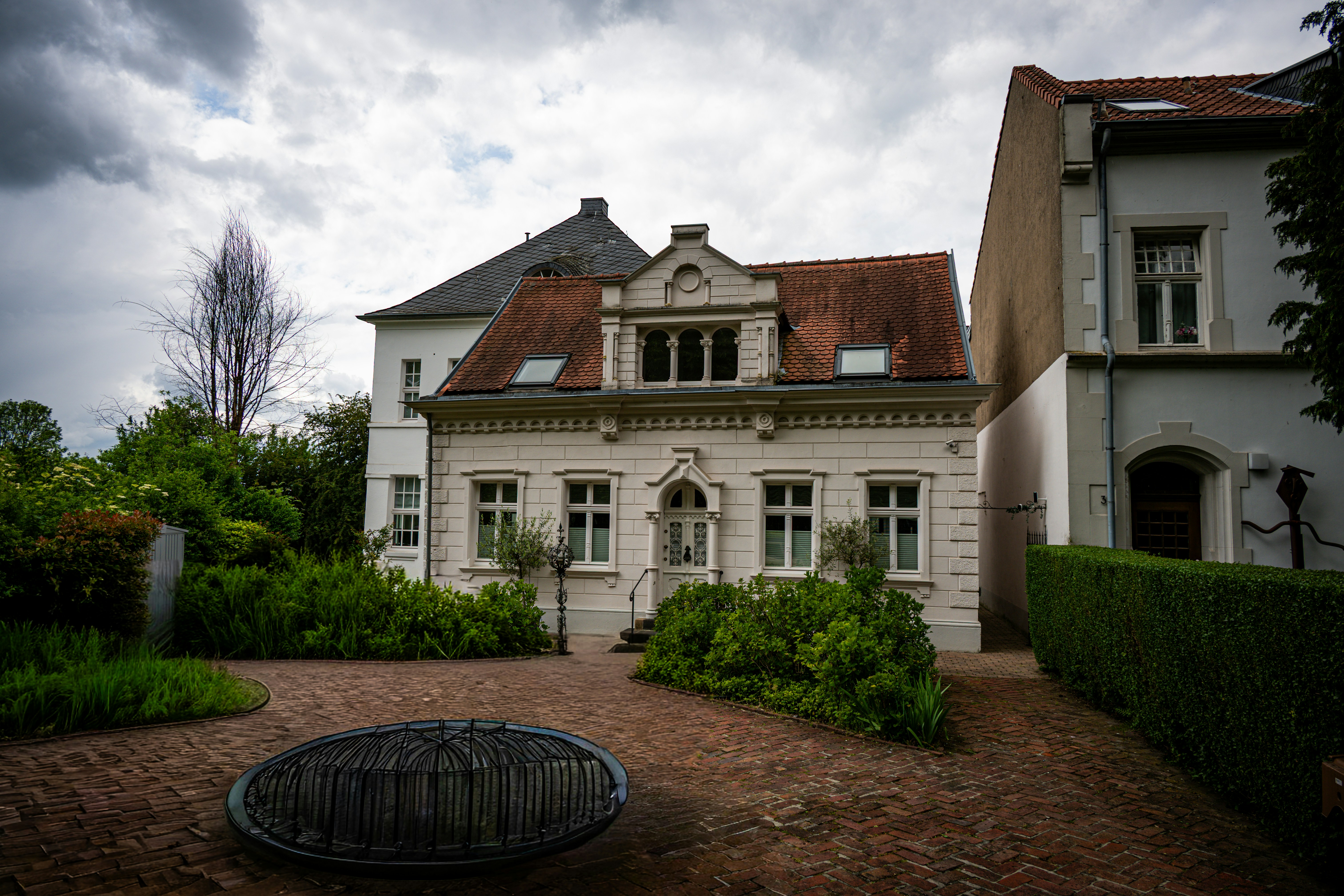 Mansionfront in Quiet Brick Court