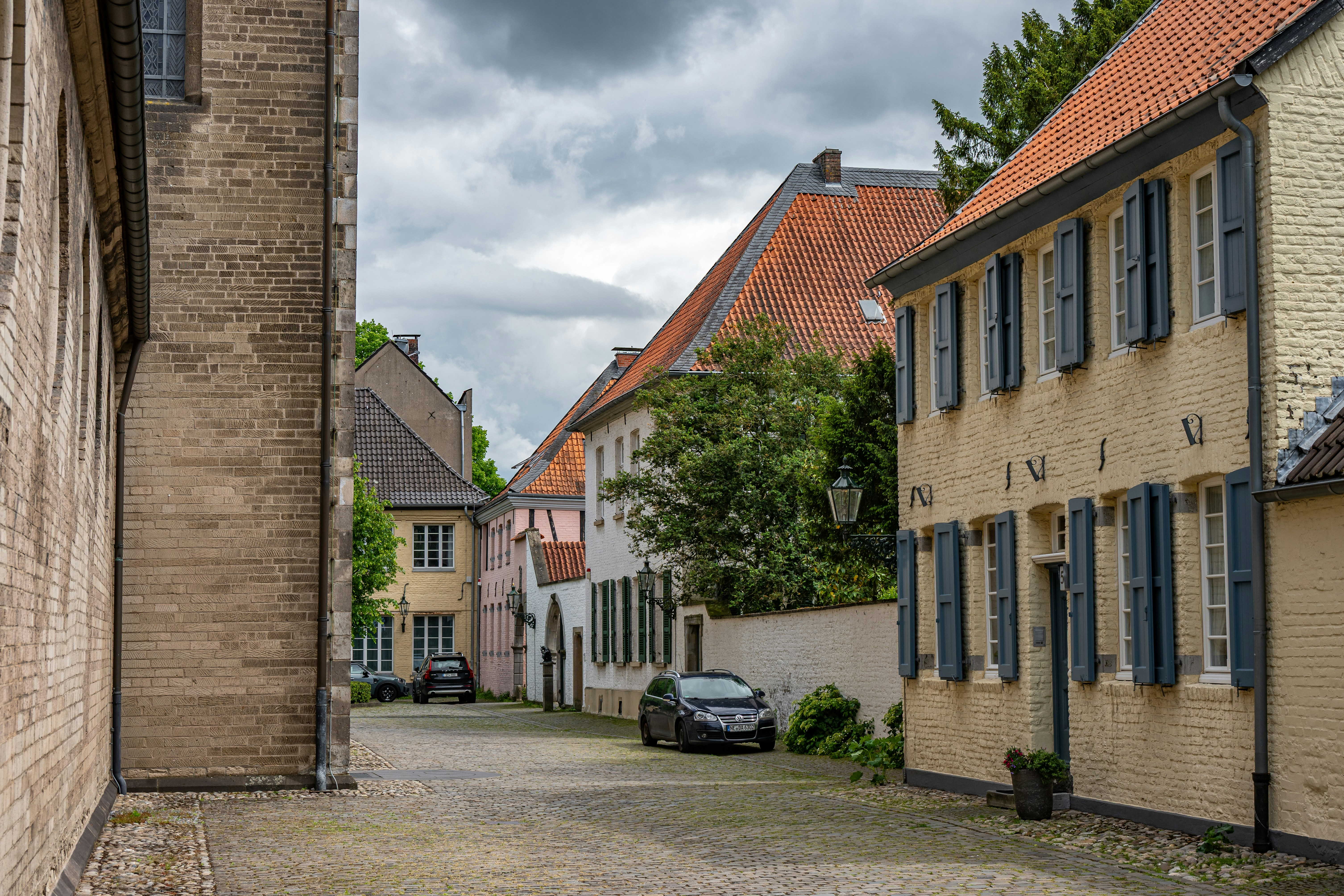 Quiet European Lane: Sunlit Kölsch Street with Pastel Facades