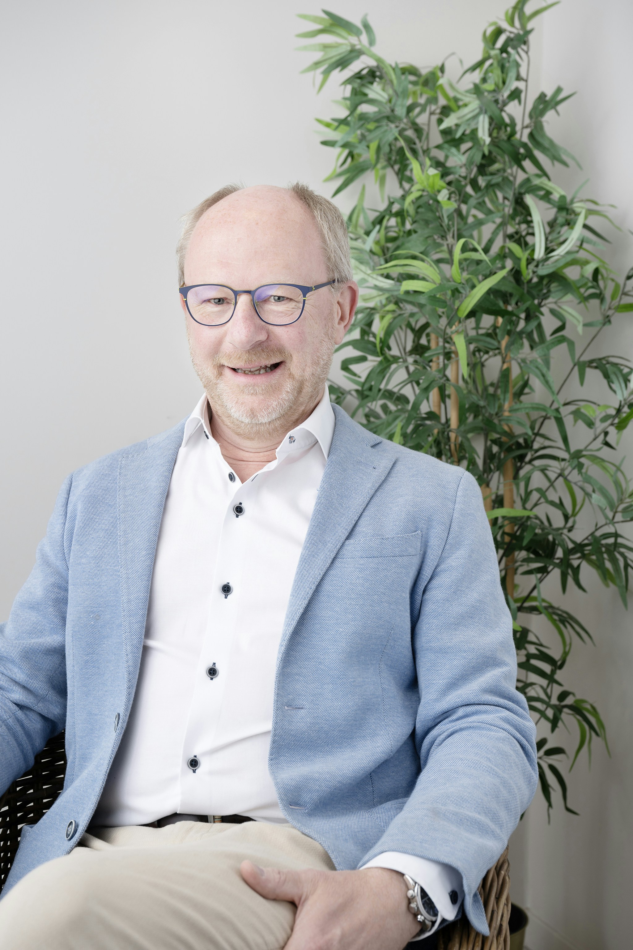 Relaxed Corporate Portrait: The Casual Confidence of a Glasses-Clad Executive