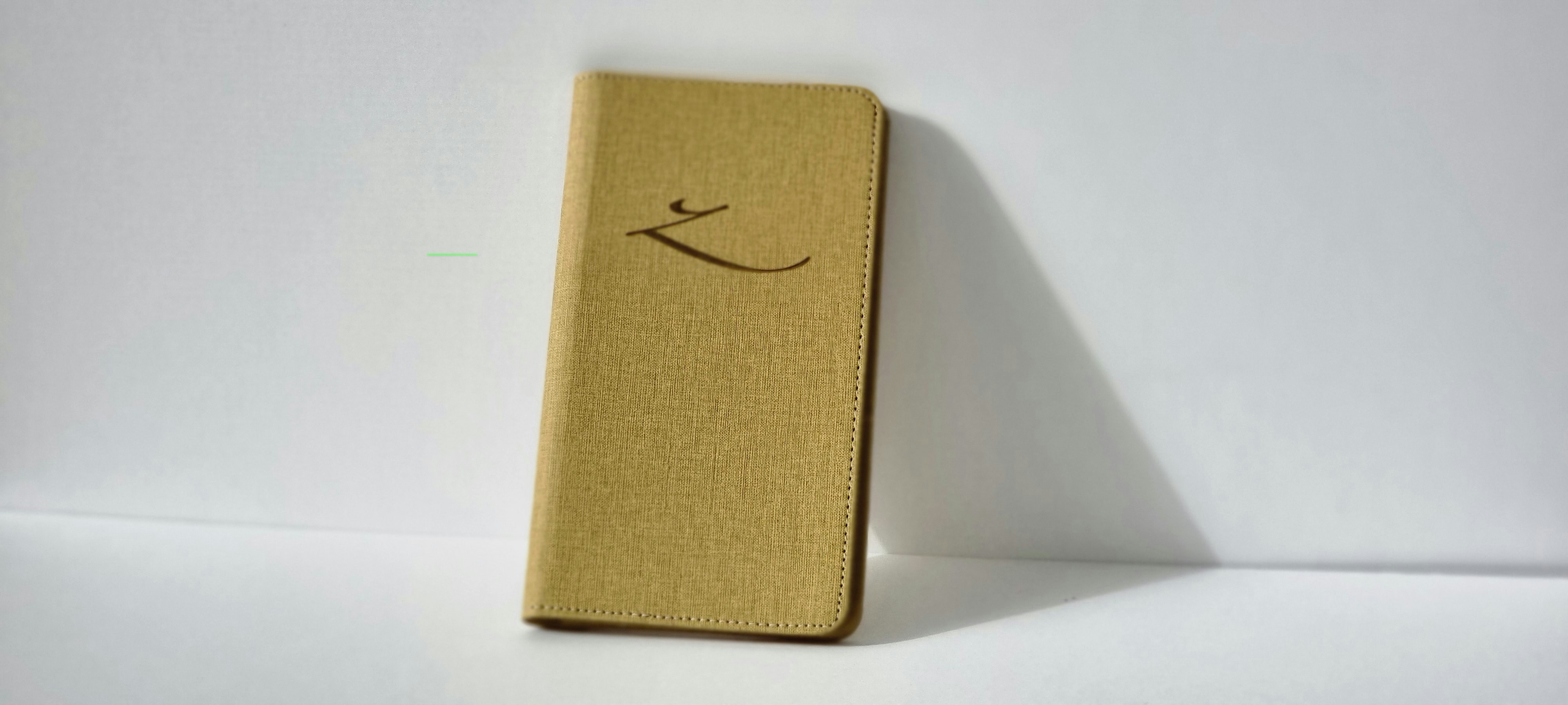 Cardboard-bound Messenger: A Minimalist Phone Case Stands Quietly