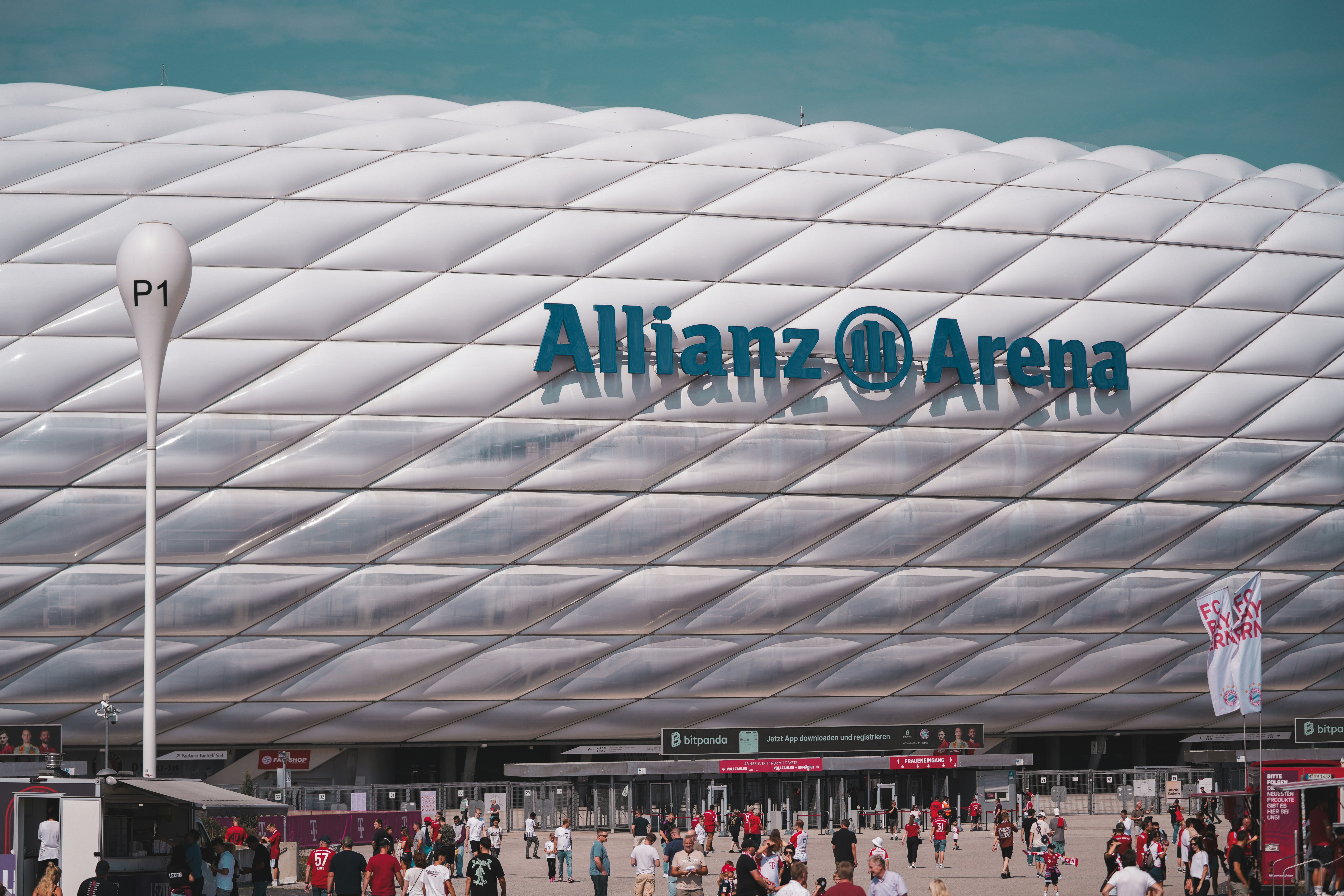 Allianz Arena Facade: Waves of Light and a Sea of Visitors