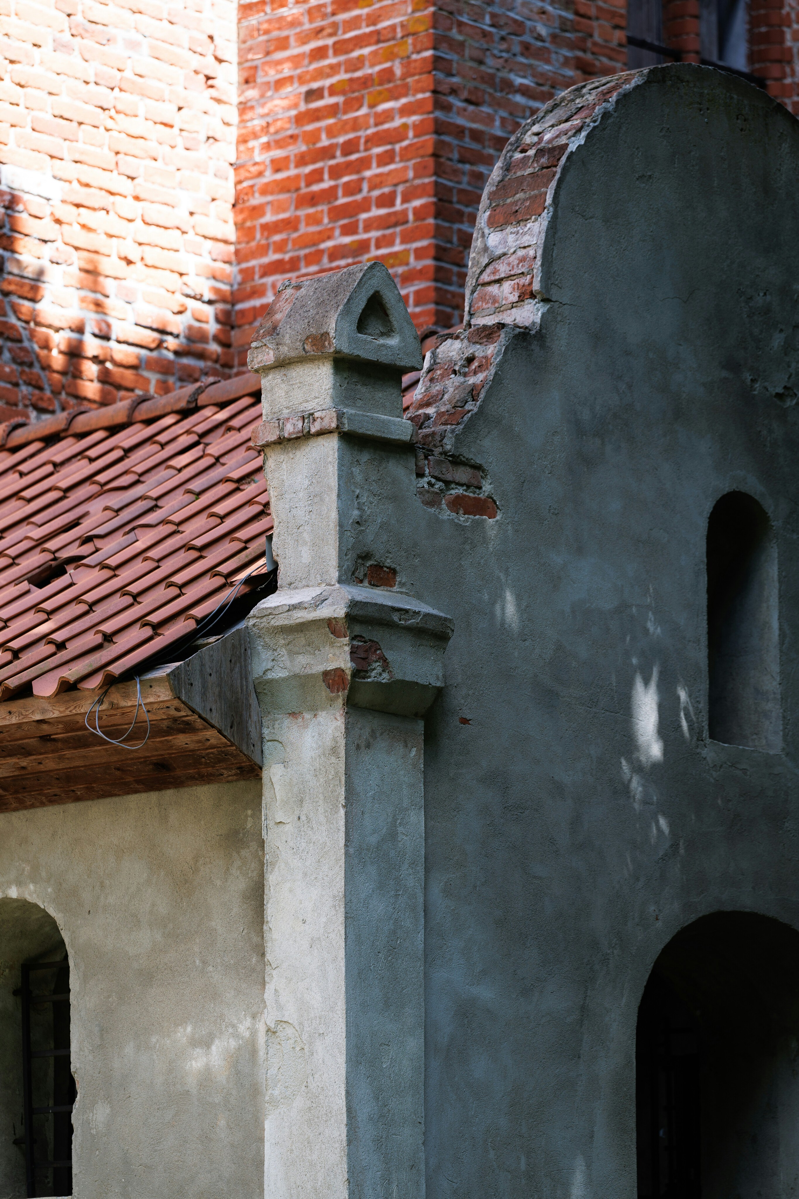 Weathered Arch and Brickwork: A Quiet Corner of a Rustic Structure