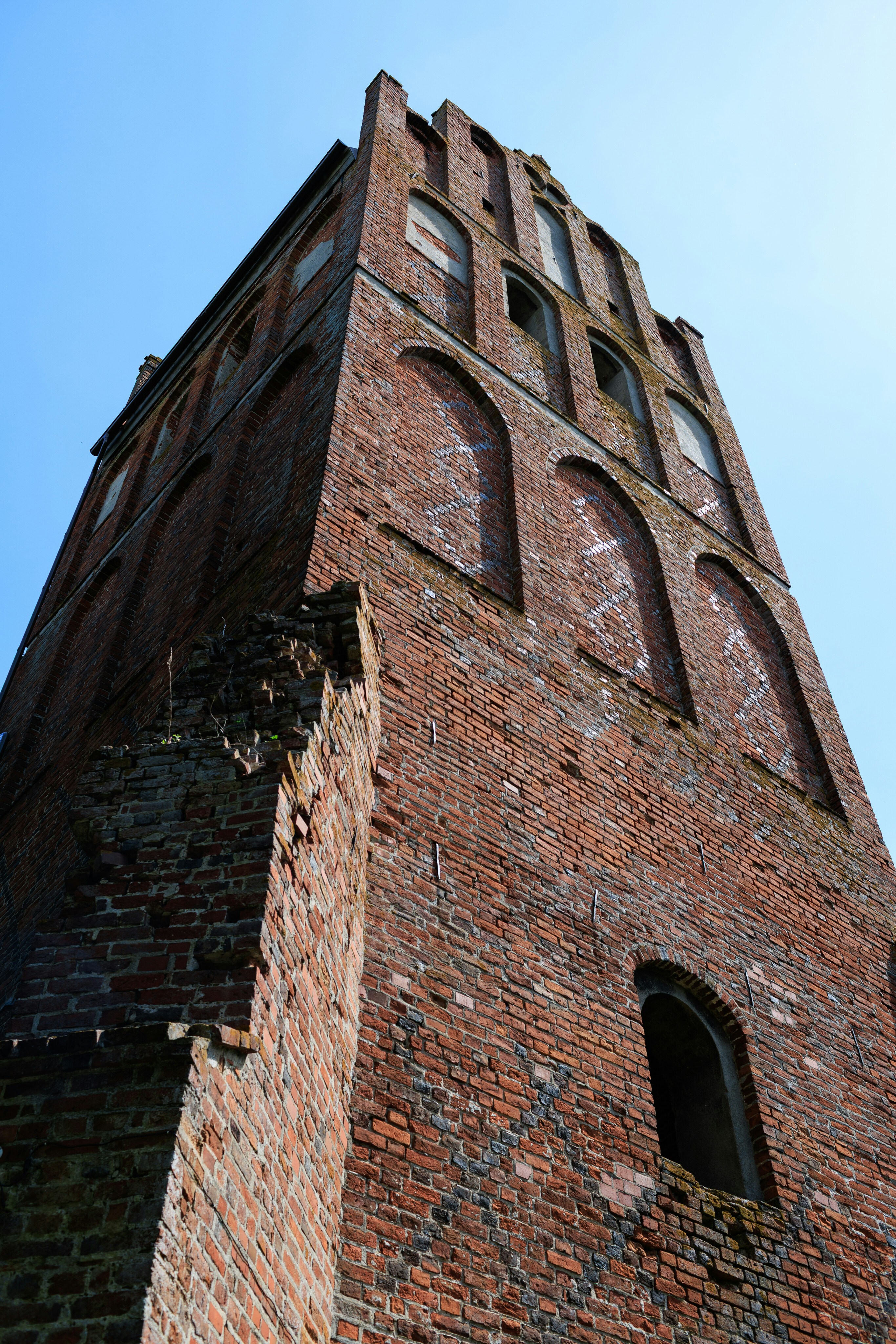 Rising Brick Bastion: A Tilted Tower Reaches Toward the Sky