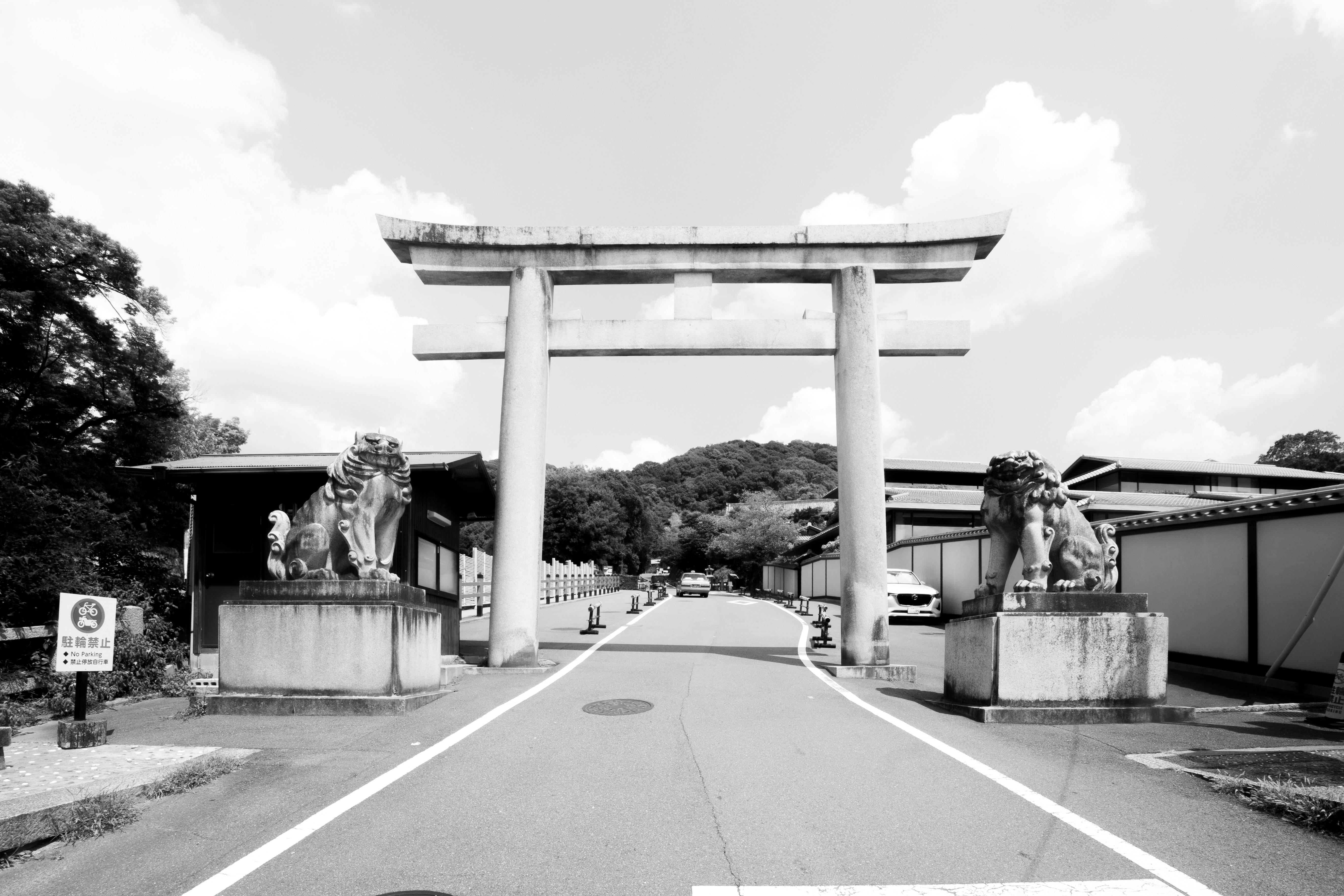 Gateway to Quiet Grounds: A Symmetrical Entrance Framed by Komainu Guards