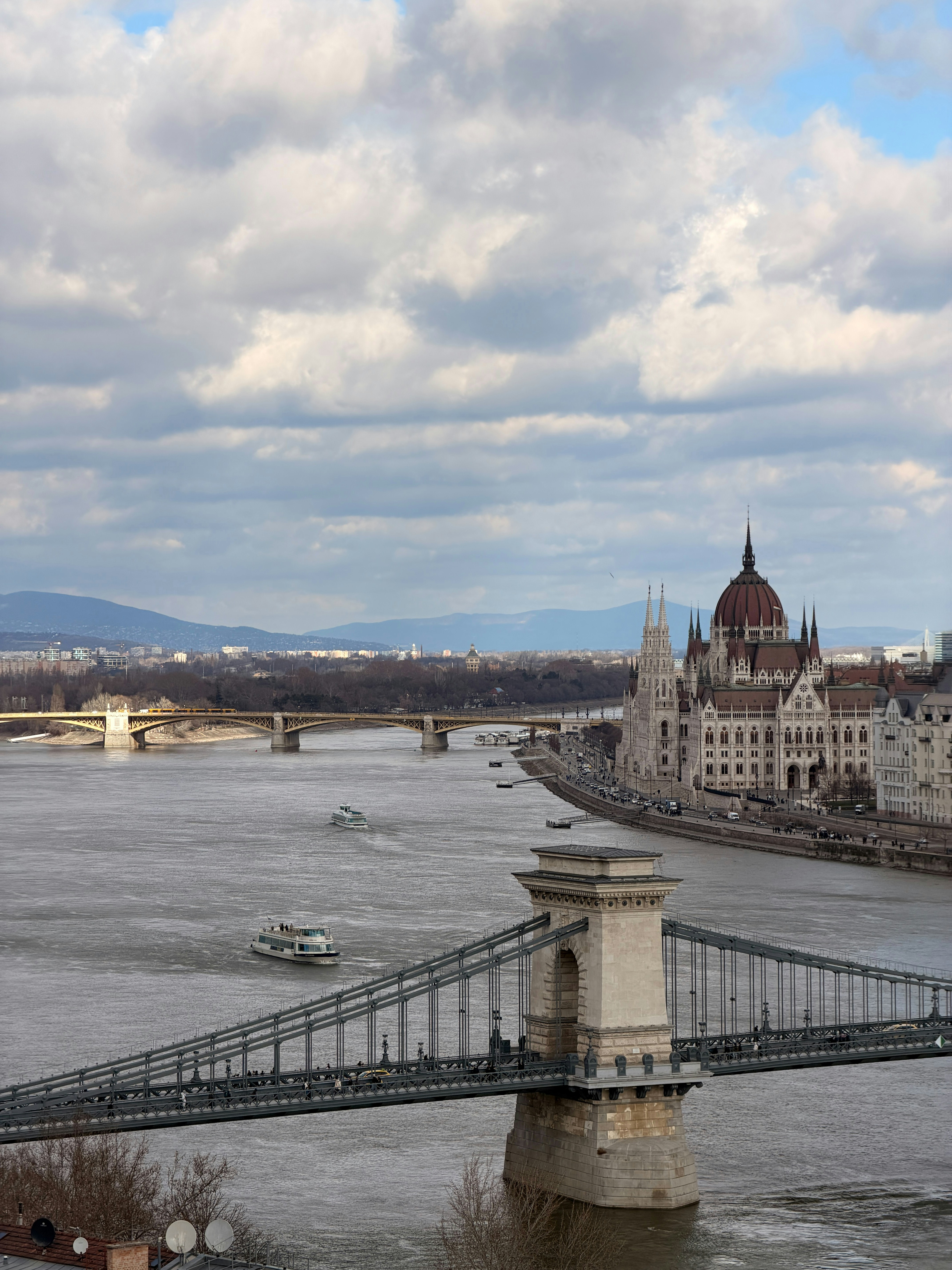 Bridge and Parliament Horizon over the Danube