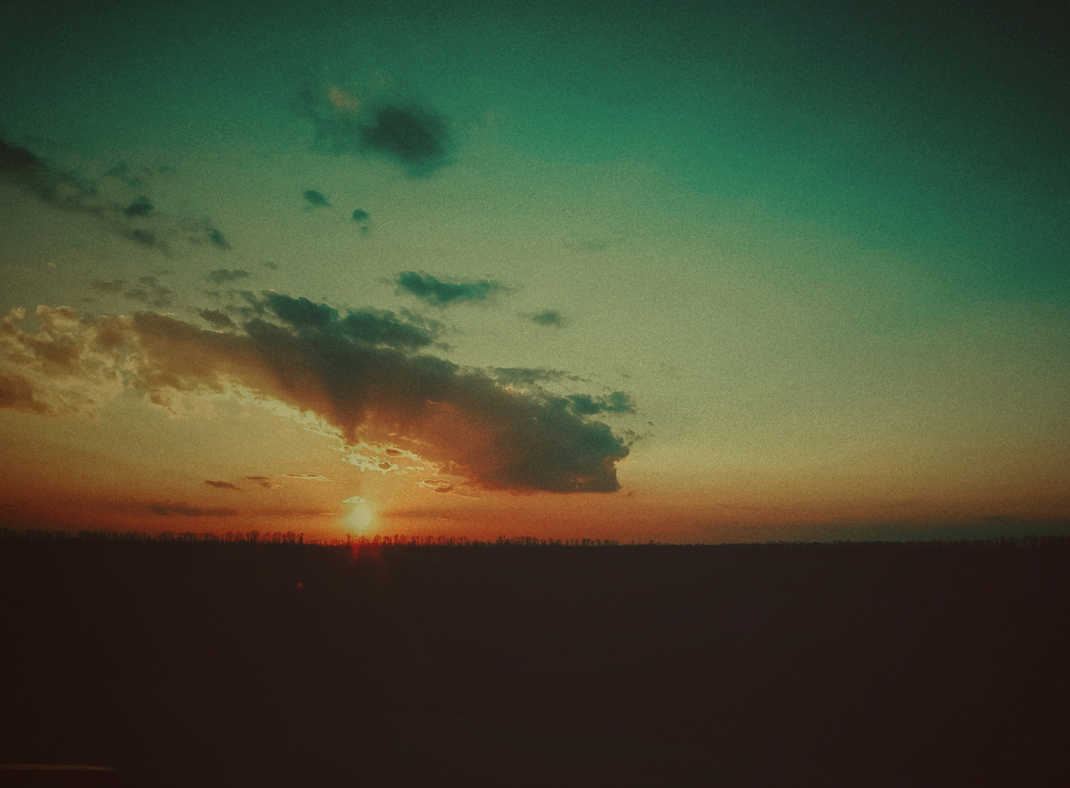 Low Horizon Sunset: A Quiet Sky with a Distant Horizon