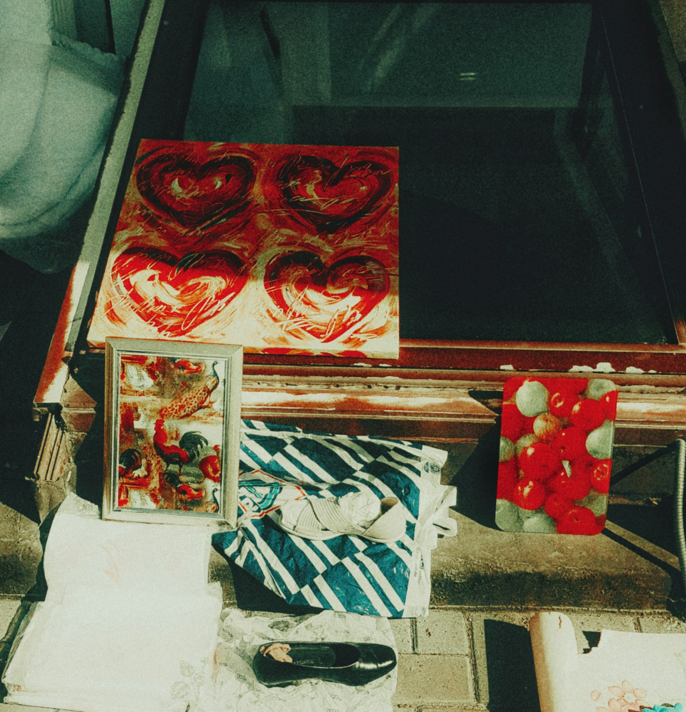 Heart-colored Wrappings and Painted Fragments in a Dim Alley
