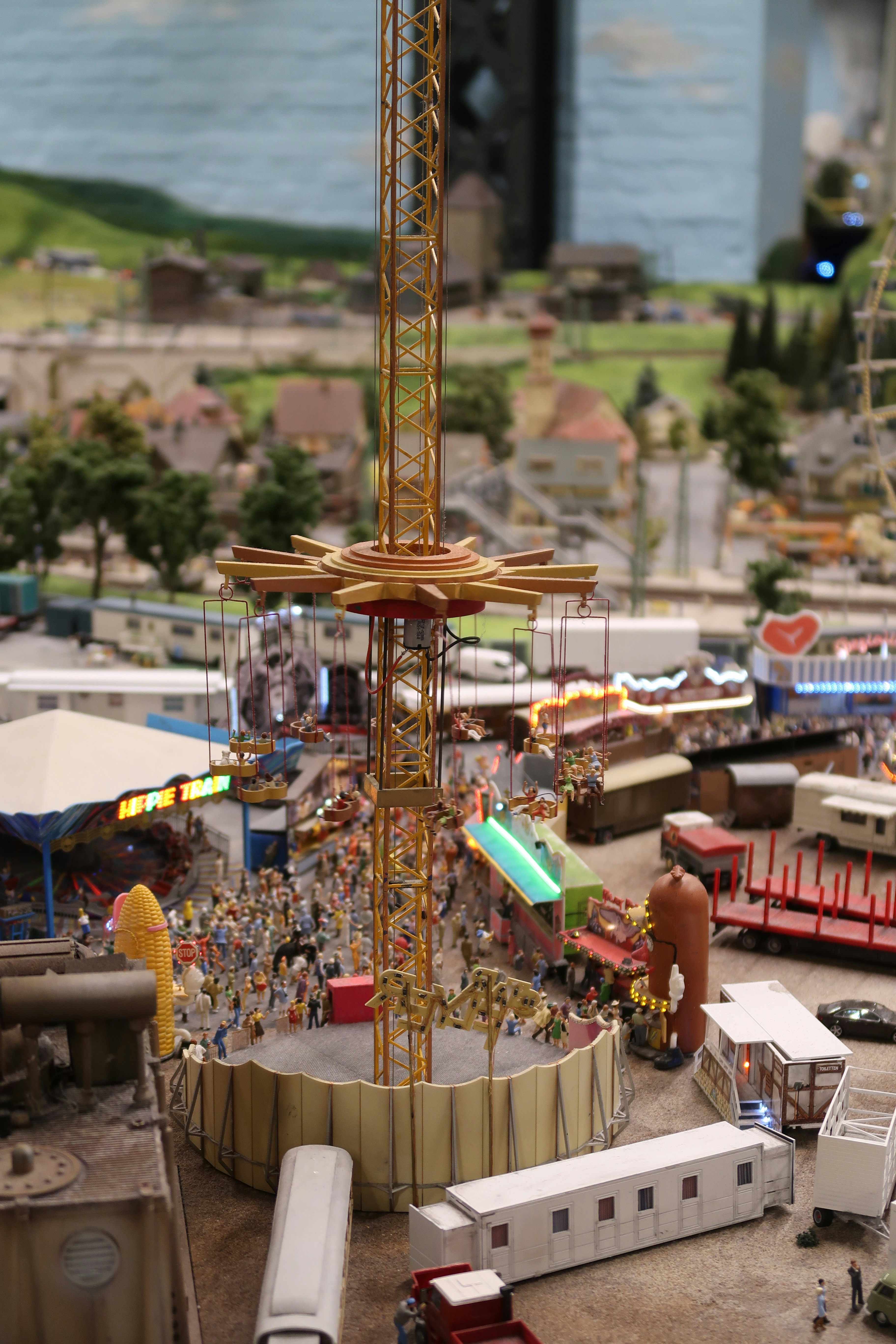 Central Ferris Tower: A Detailed Miniature Amusement Scene