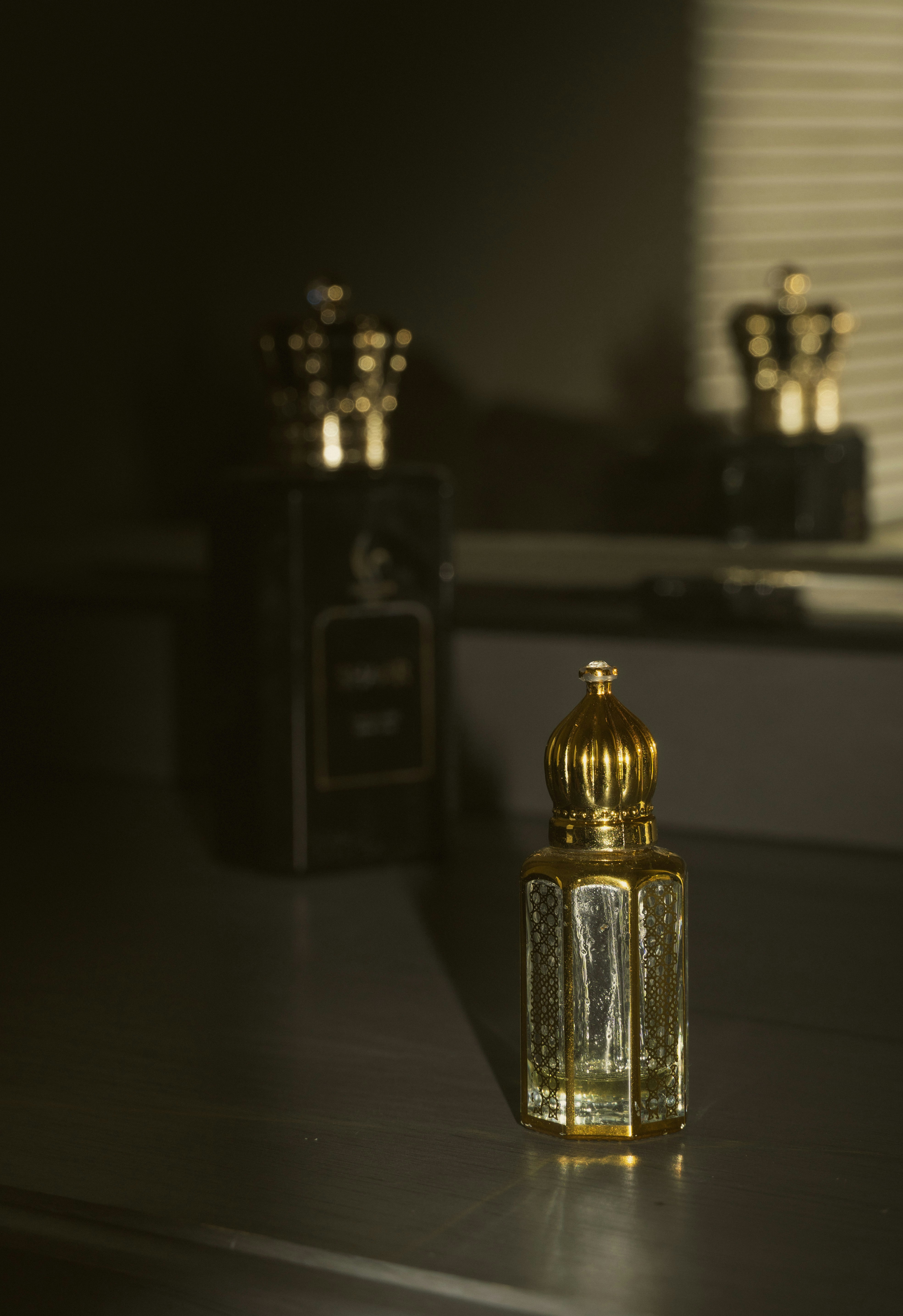 Golden Capsule: A Tiny Laminar Jewel on a Velvet Stage