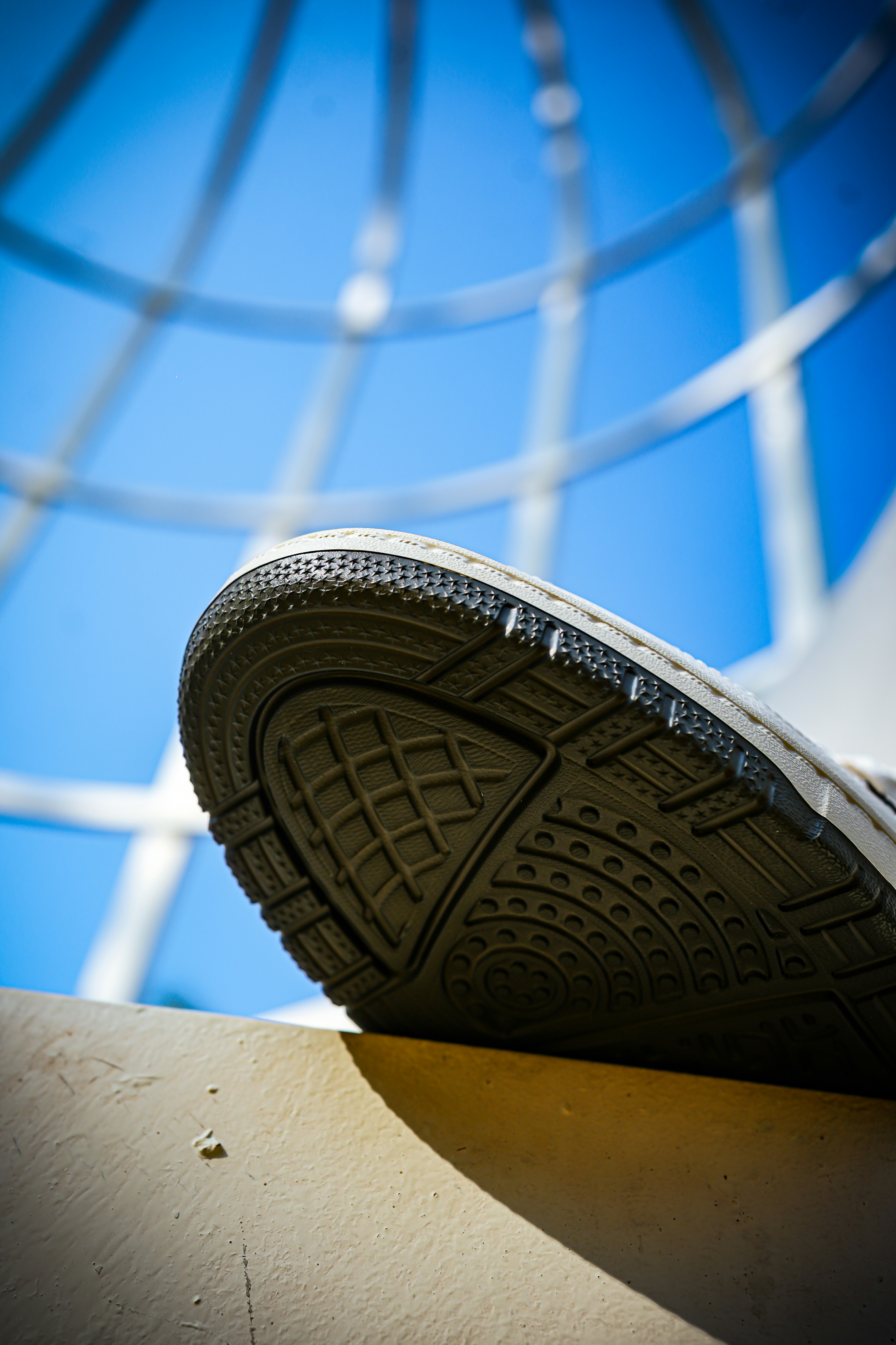 Low-Angle Footwear Lift: A Bold Shoe Imitating a Horizon Arc