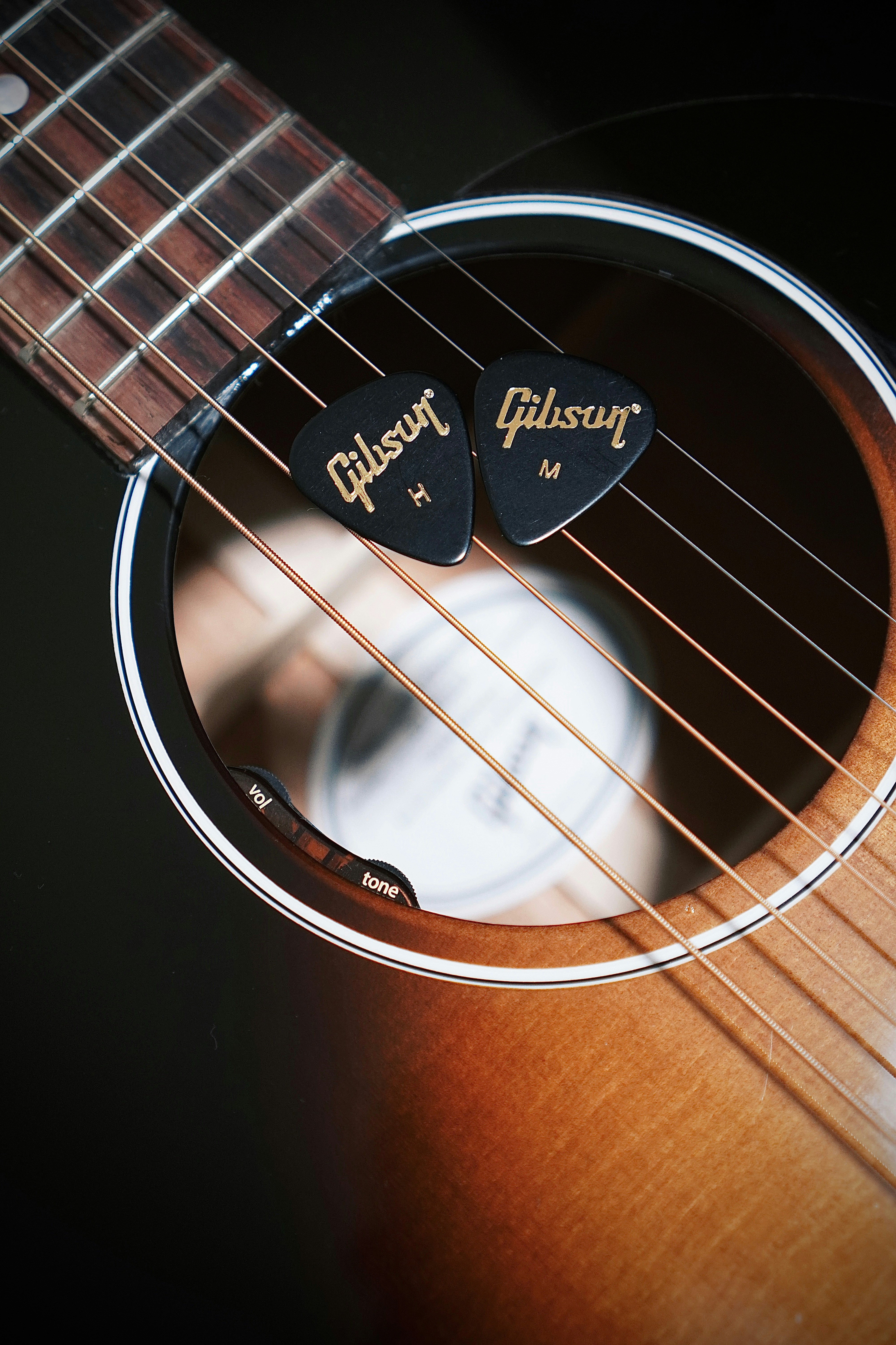 Two gibson guitar picks on an acoustic guitar. Foto – Kostenloses Bild ...