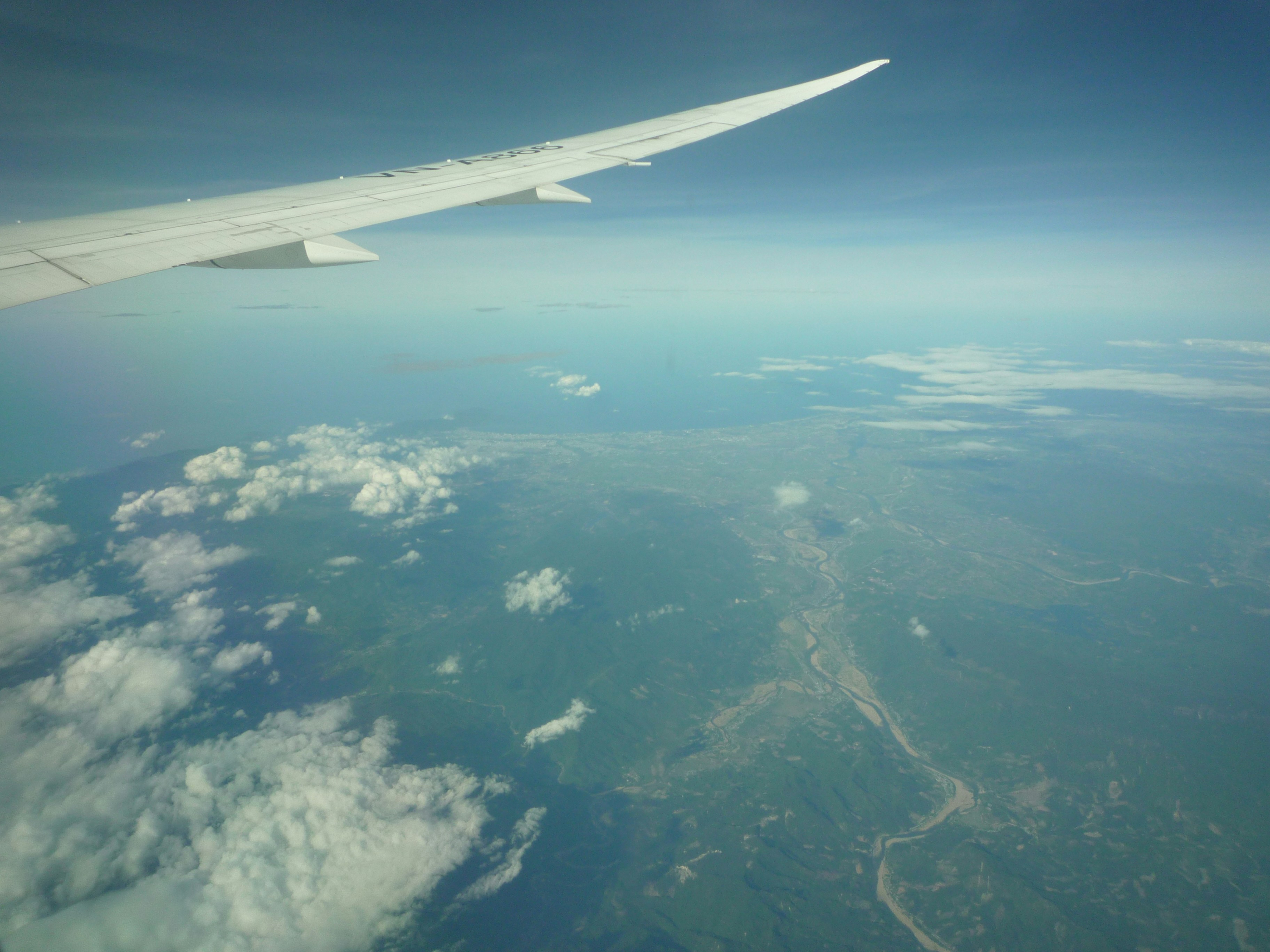 High-Altitude Wingline: Aerial Panorama Over Continental Terrain