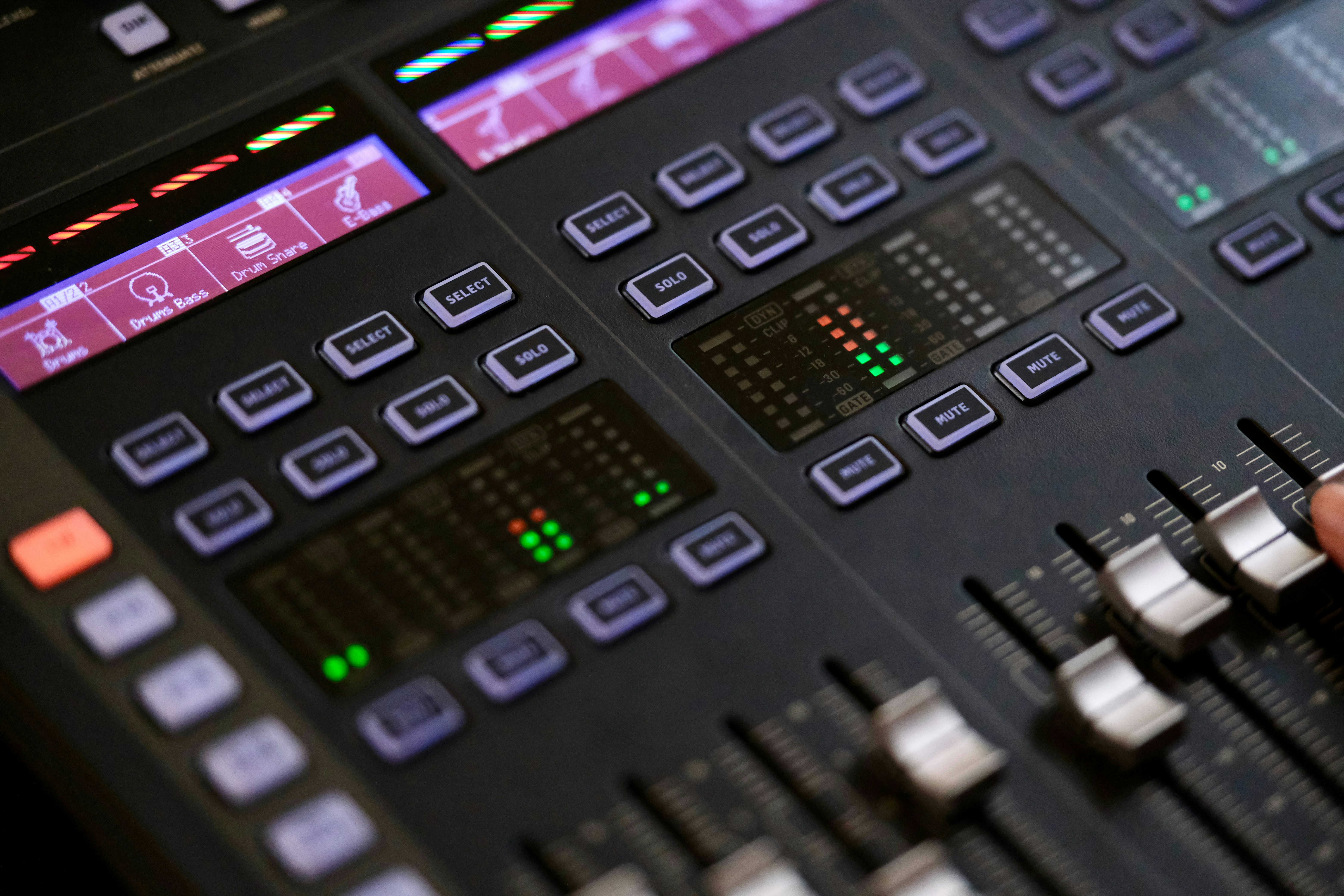 Mixer Interface in Quiet Focus: A Close-Up on Subtle Signal Dots