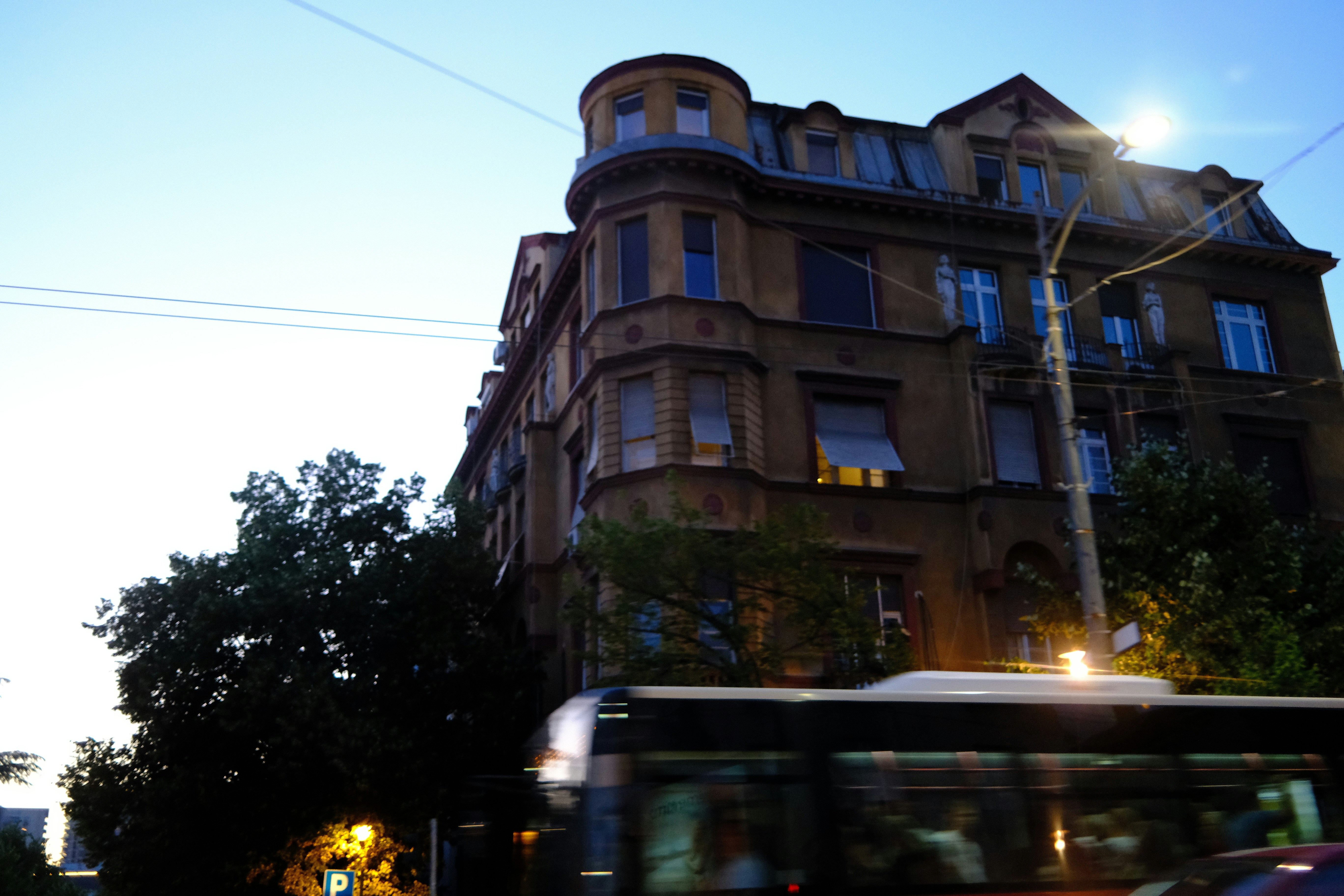 Historic Corner Facade Halting the Evening: A Trām Ring Sparks City Light