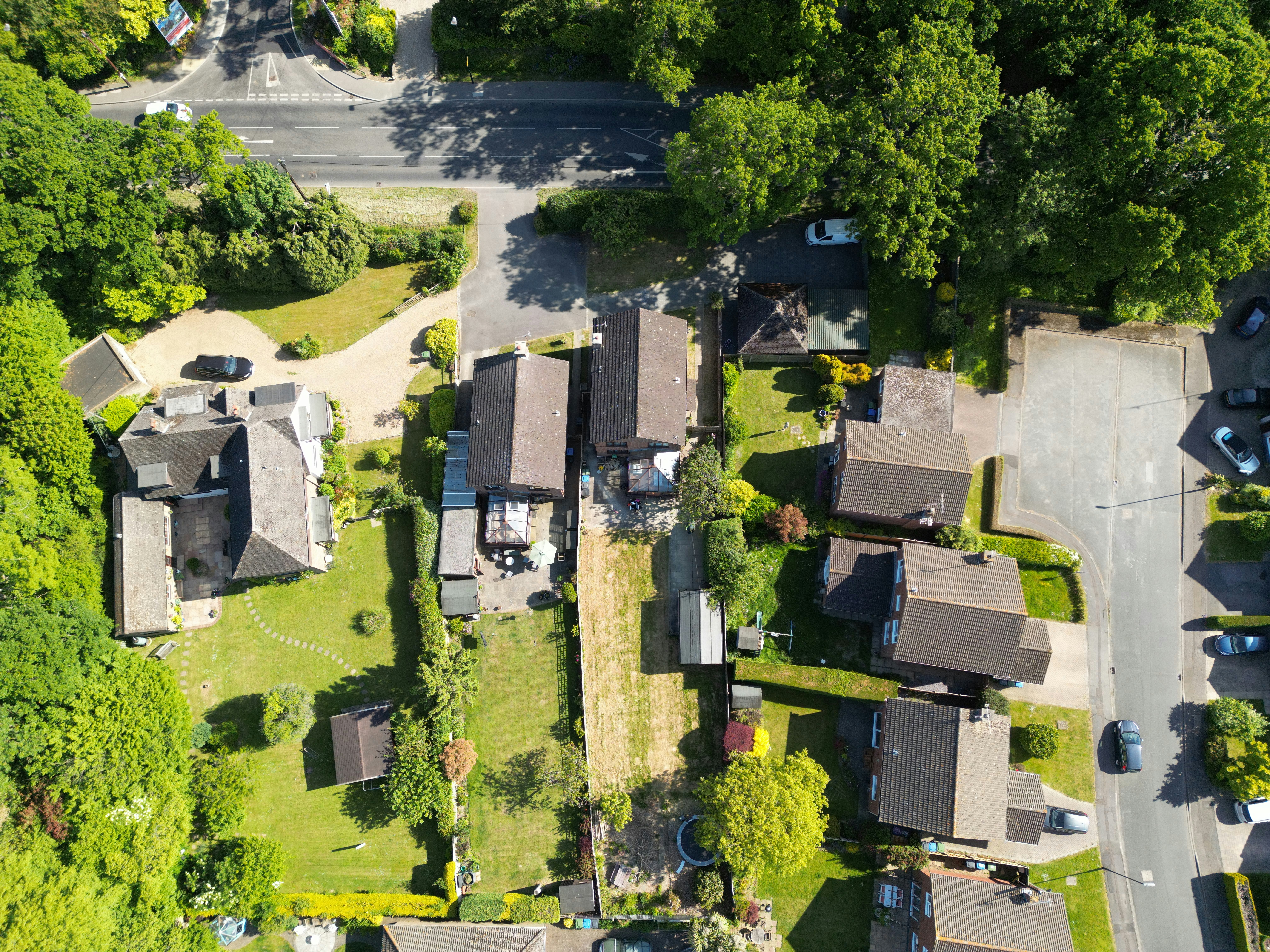 A Quiet Suburban Spine: Row of Dwellings Along a Lively Green Corridor