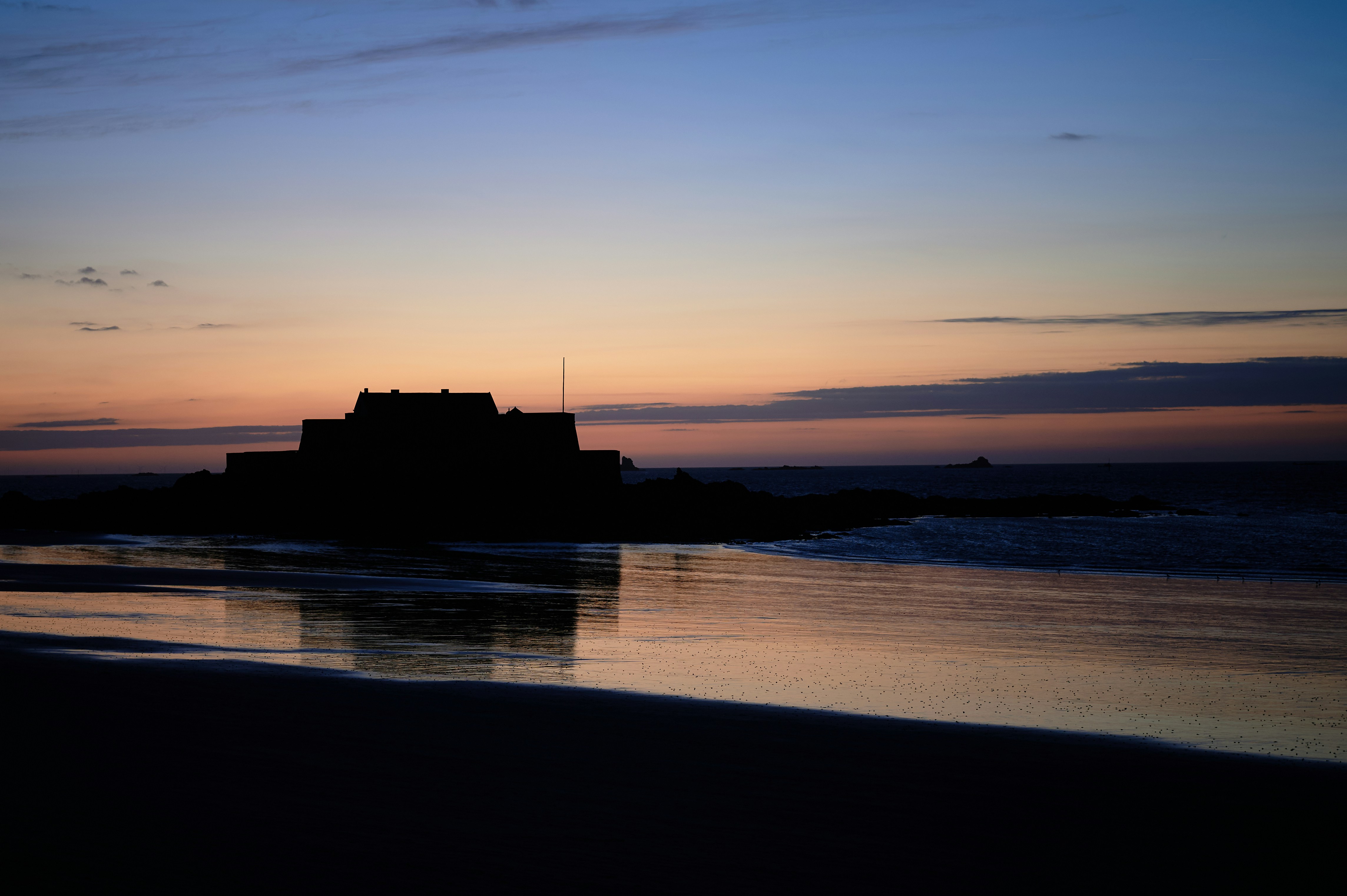 Dusk Fort silhouette: ocean, sky and tide reflect a silent frontier