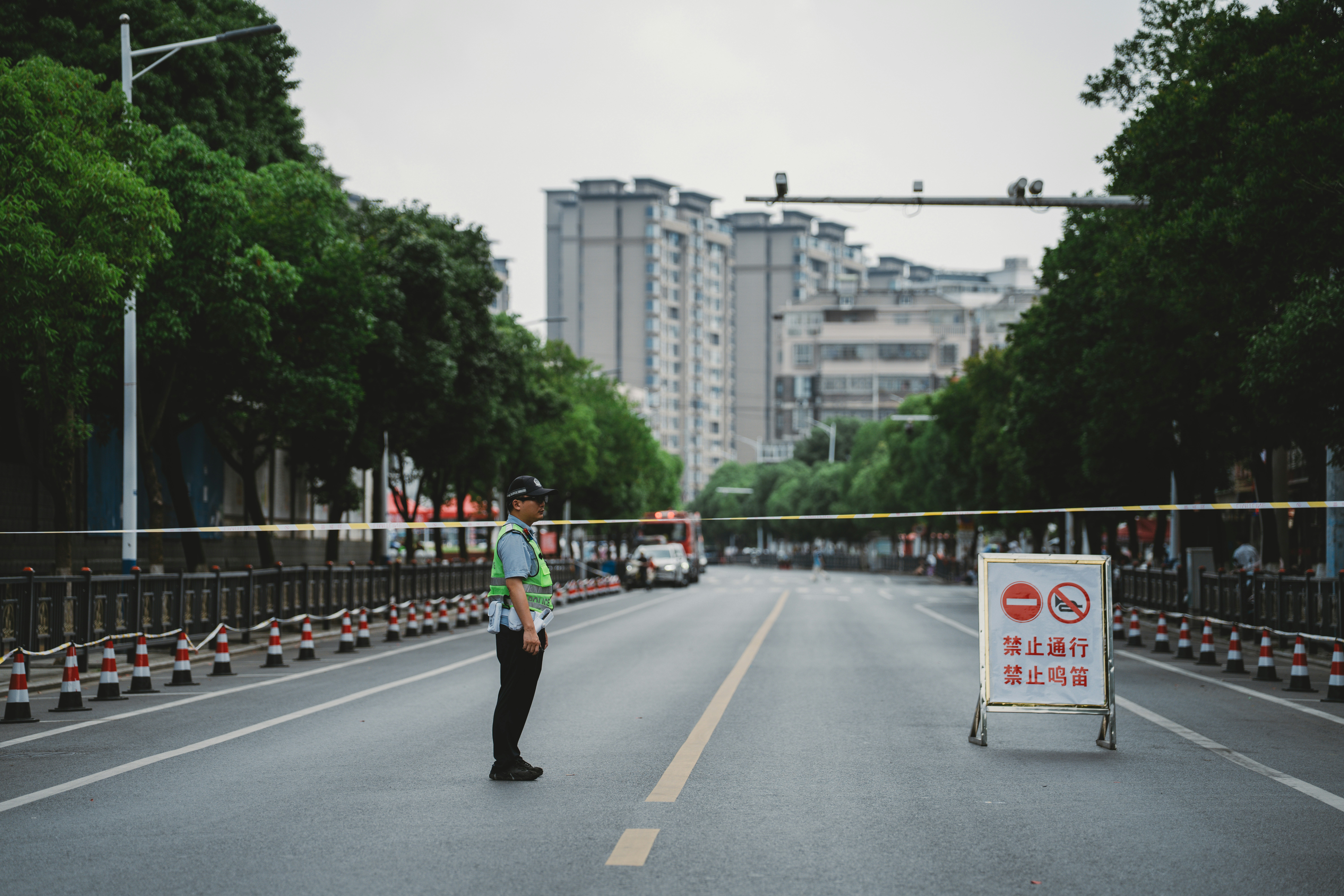 Streetblock: Quiet Pause Under a City Wake