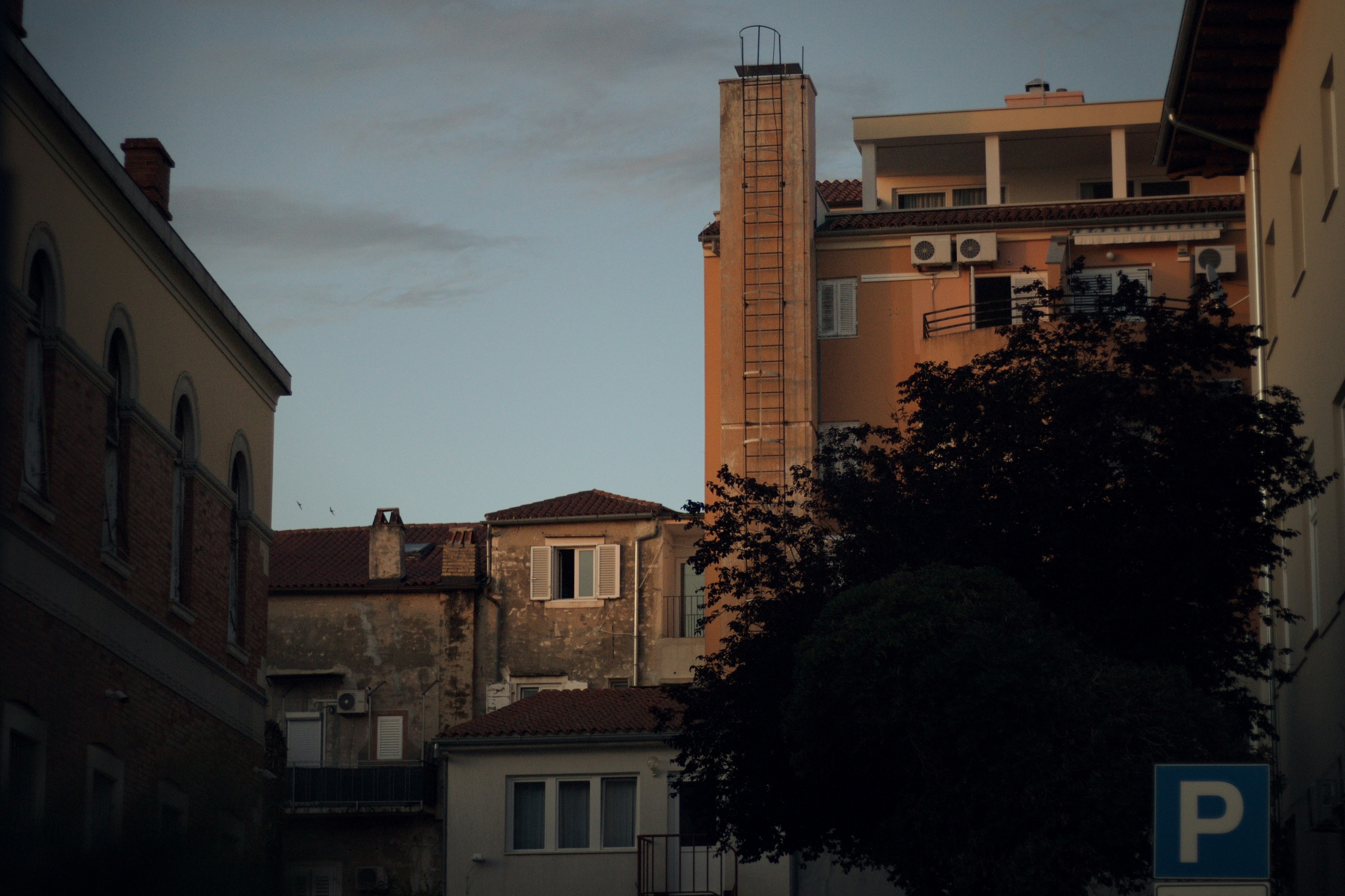Urban Twilight: A Quiet Courtyard Masked by Dusk