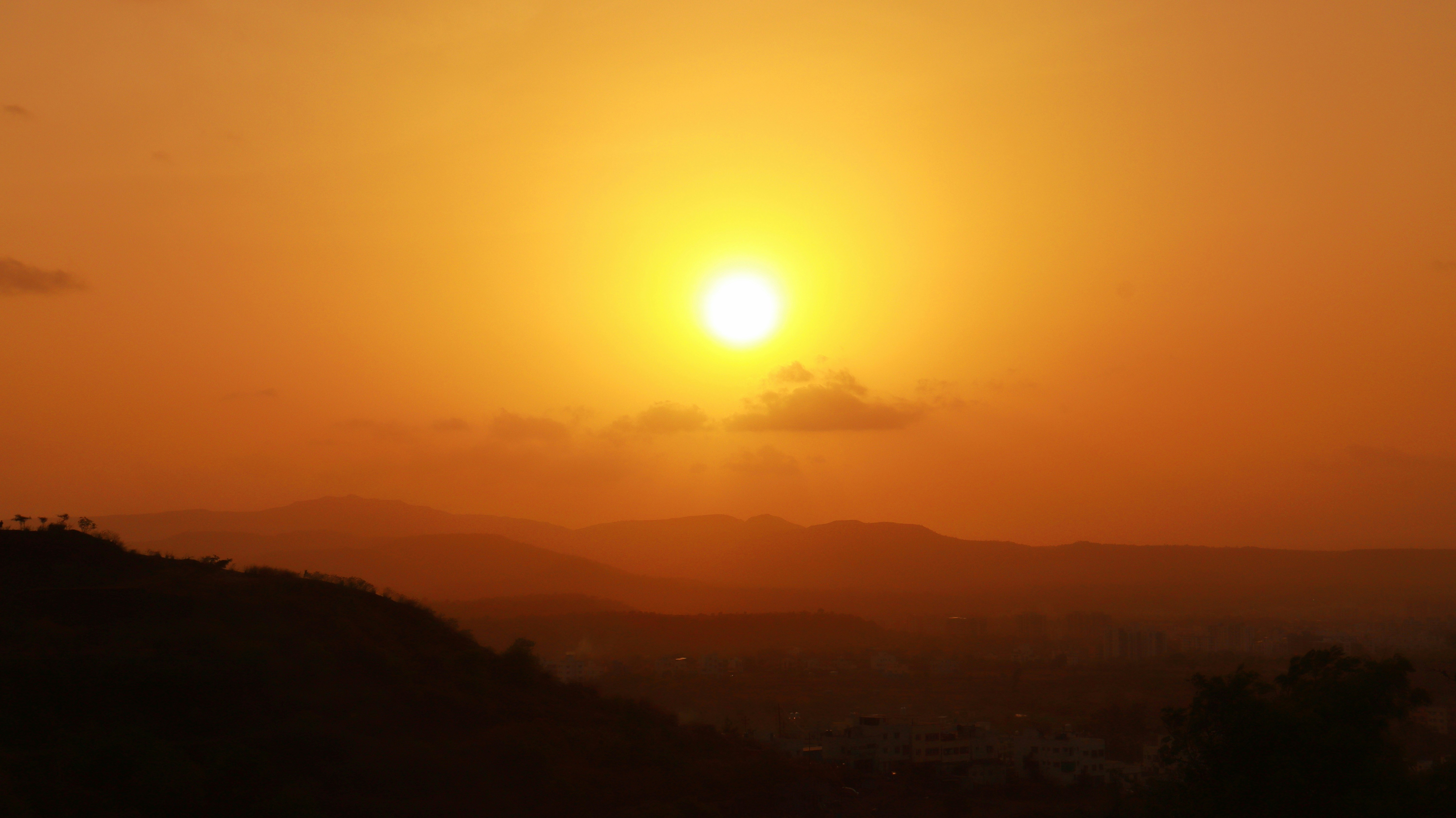 Sunlit Horizon: A Quiet Dusk Over Rolling Valleys