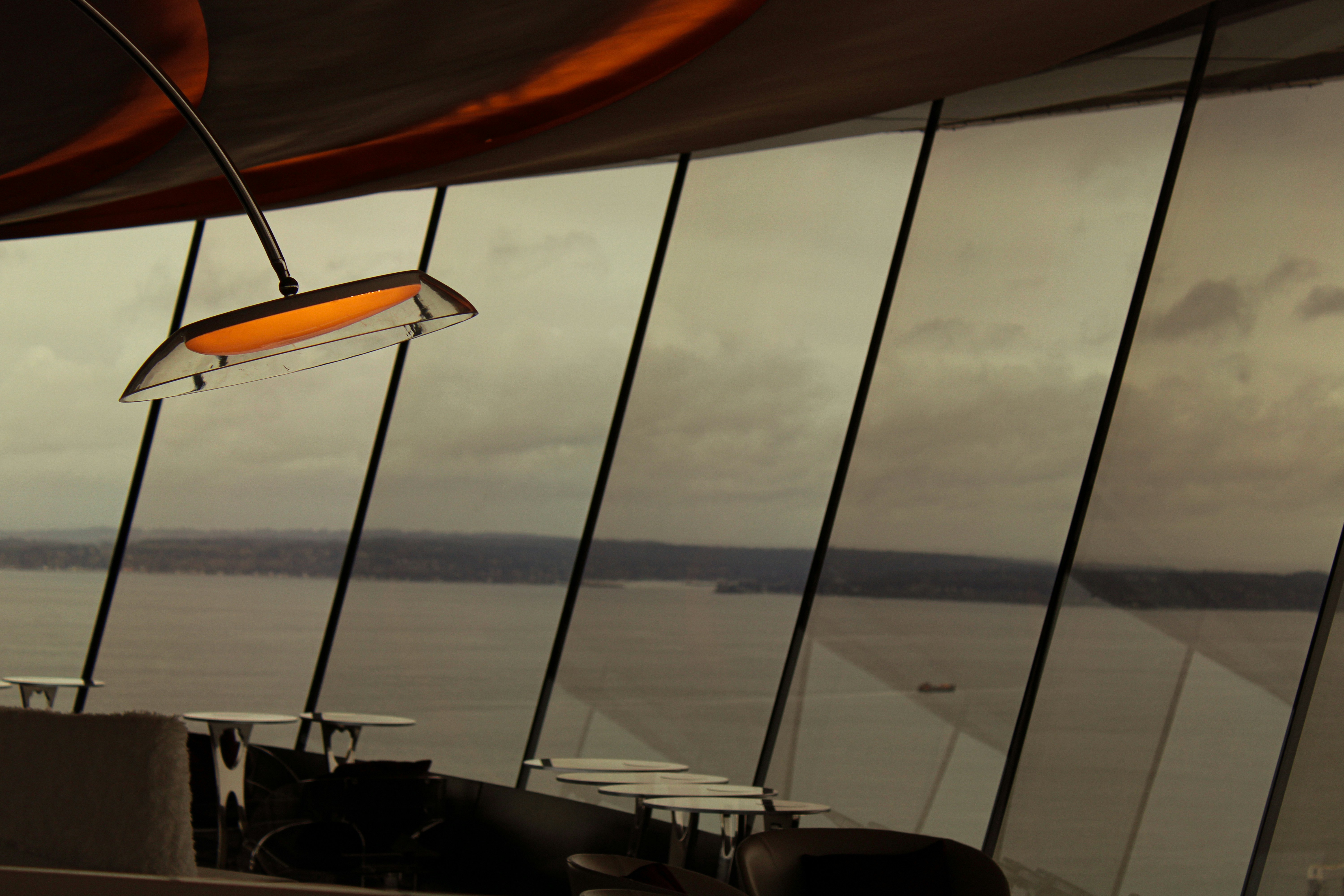 Windowed Horizon: A Quiet Flight Through Curved Glass