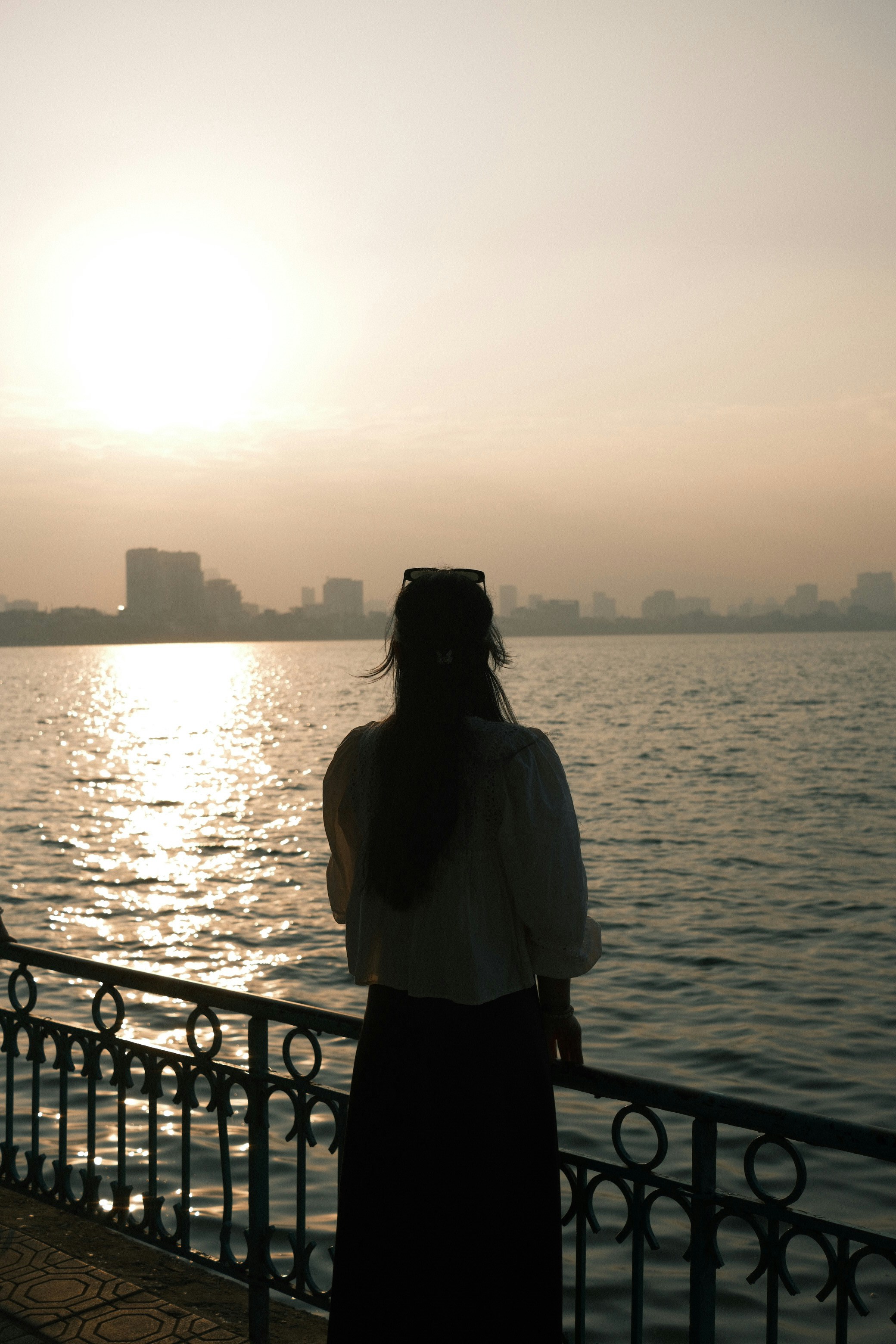 Sunlit silhouette by the harbor: a quiet horizon
