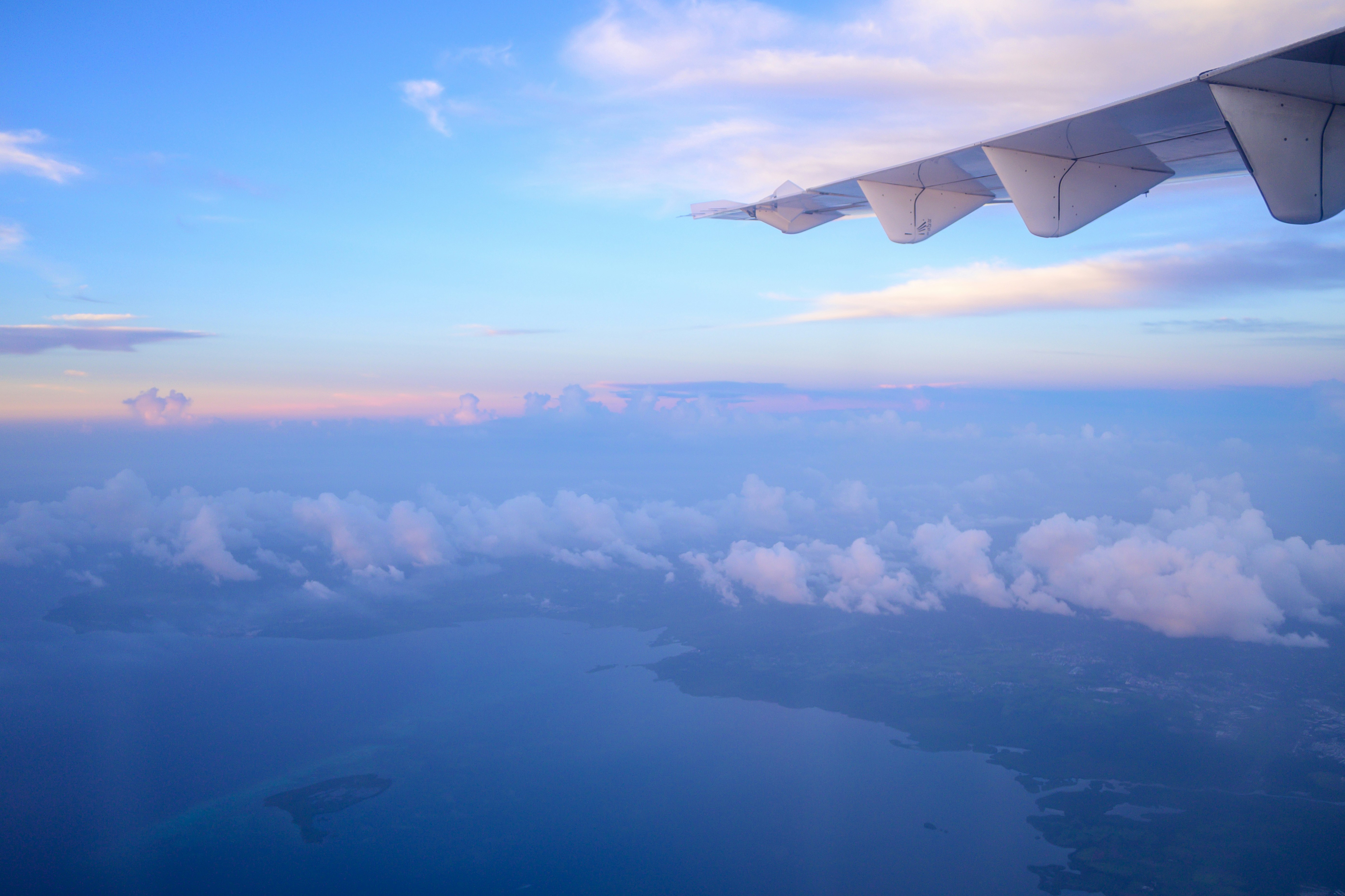 Wingtip Passage: A Skybound Slice of Ocean and Cloud