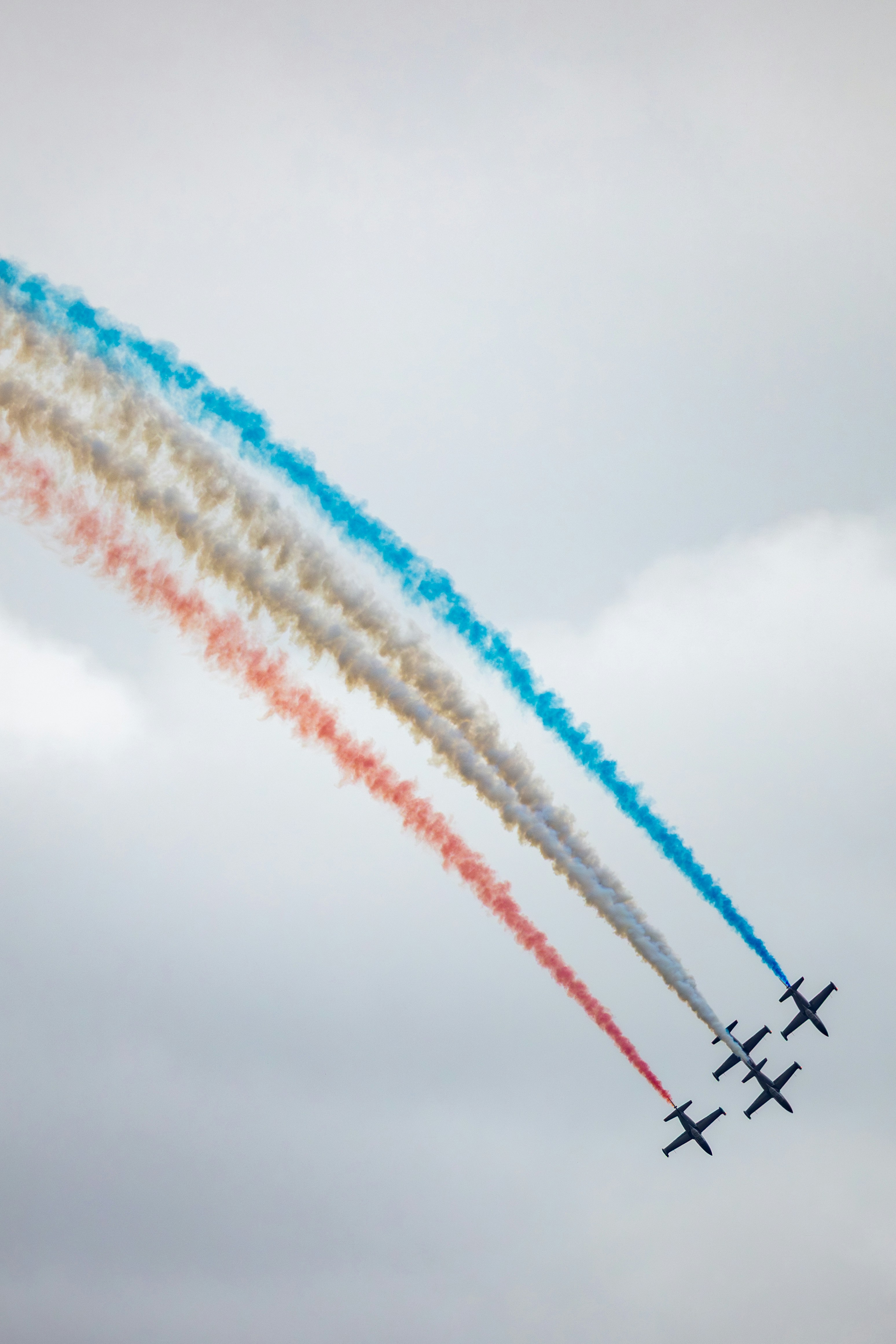 Eight-Plane Parade: Cross‑Colored Contrails in a Skyward Formation