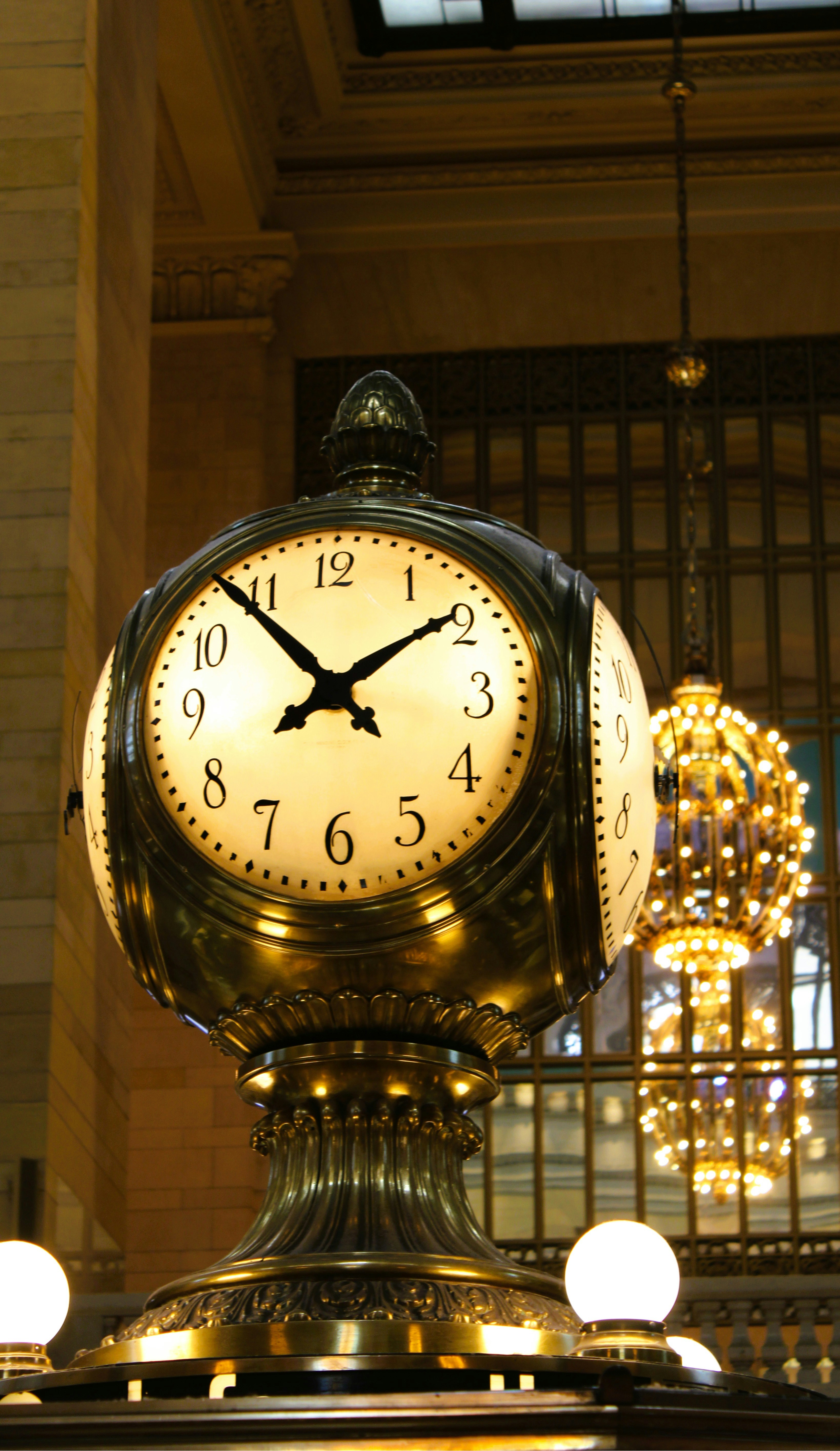 Clockwork in Gilded Hall: A Timely Icon Between Lamps